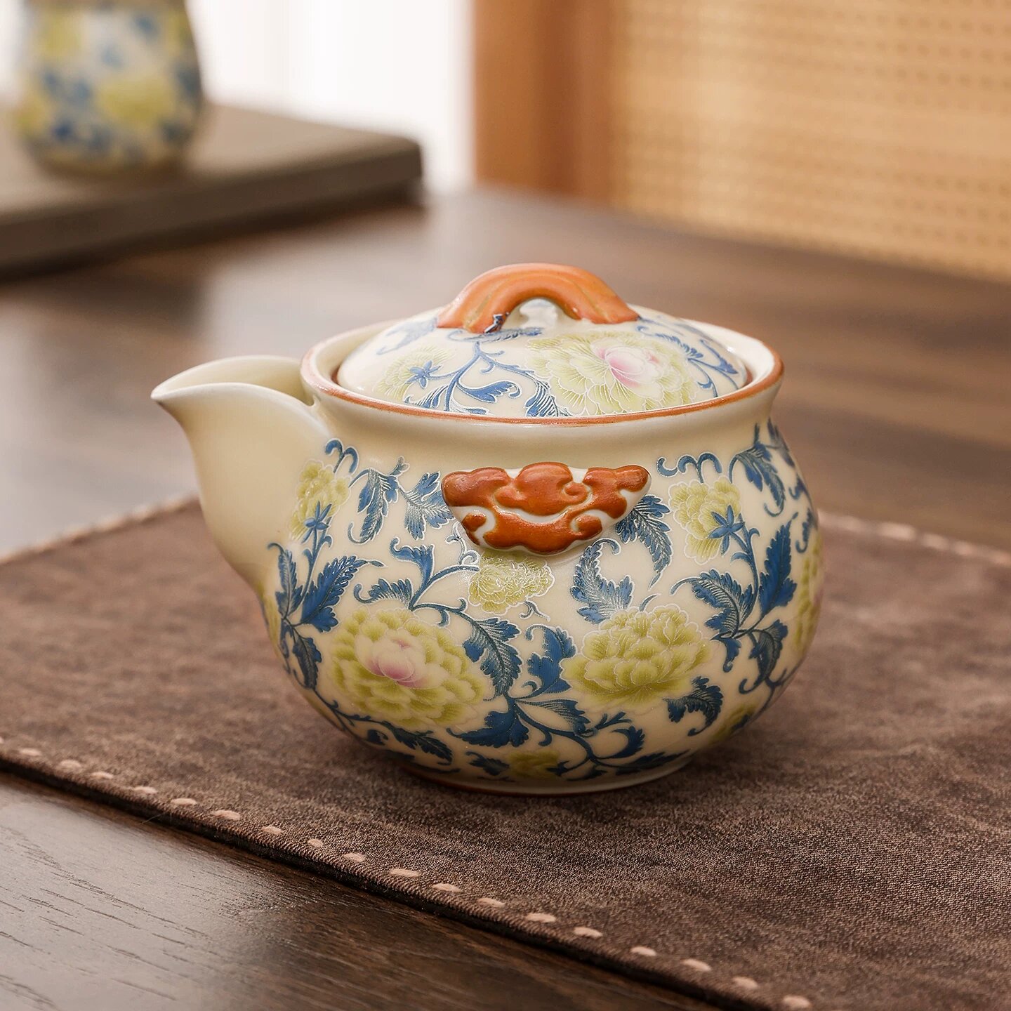 Бежевый керамический чайник с лотосом, 201-300 мл, в комплекте с блюдцем