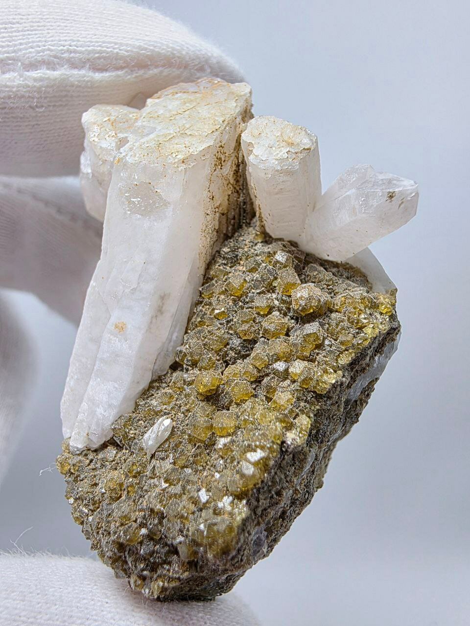 Гранат андрадит с кальцитом 57 мм, 62 г.