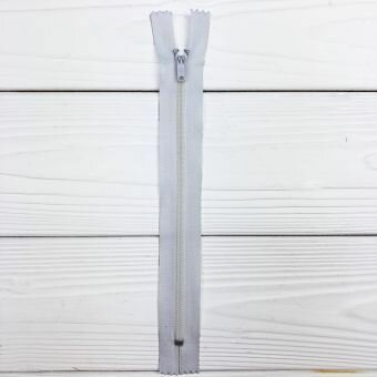 Брючная молния белого цвета. Длина 18 см.