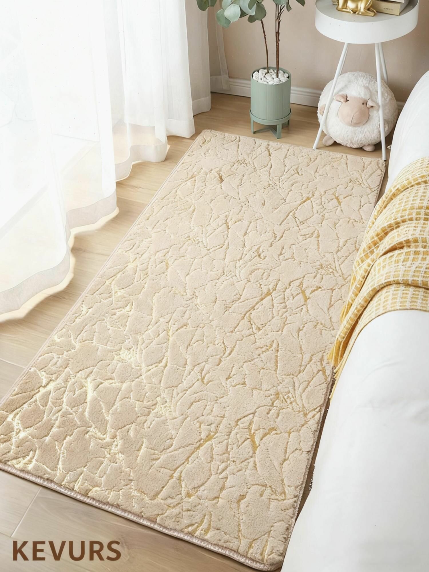 Ковер из искусственного кроличьего меха с коротким ворсом, мягкий и приятный на ощупь. Поверхность украшена тиснеными деталями. Подходит для гостиных, спален и детских комнат