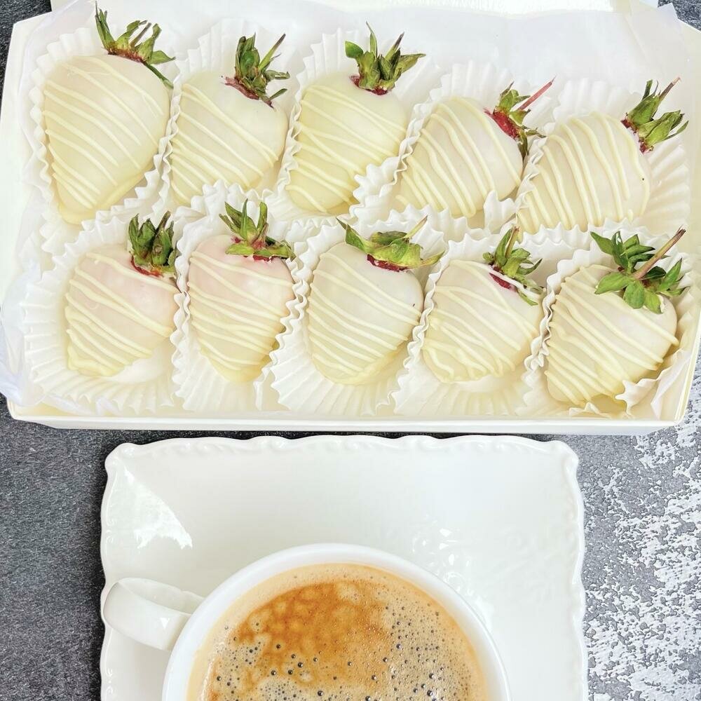 Набор из 10 ягод клубники в белом шоколаде «белый лотос» от Мадам Клубники