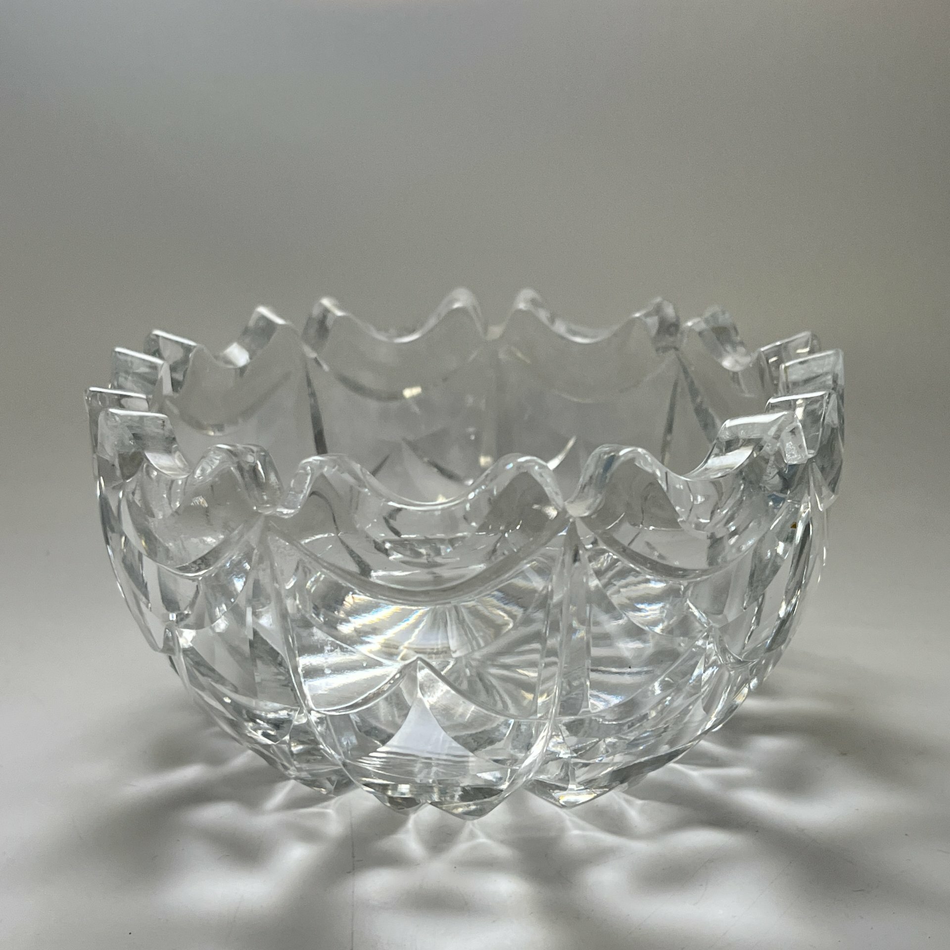 Салатник круглой формы с геометрическим декором и фигурным краем, хрусталь