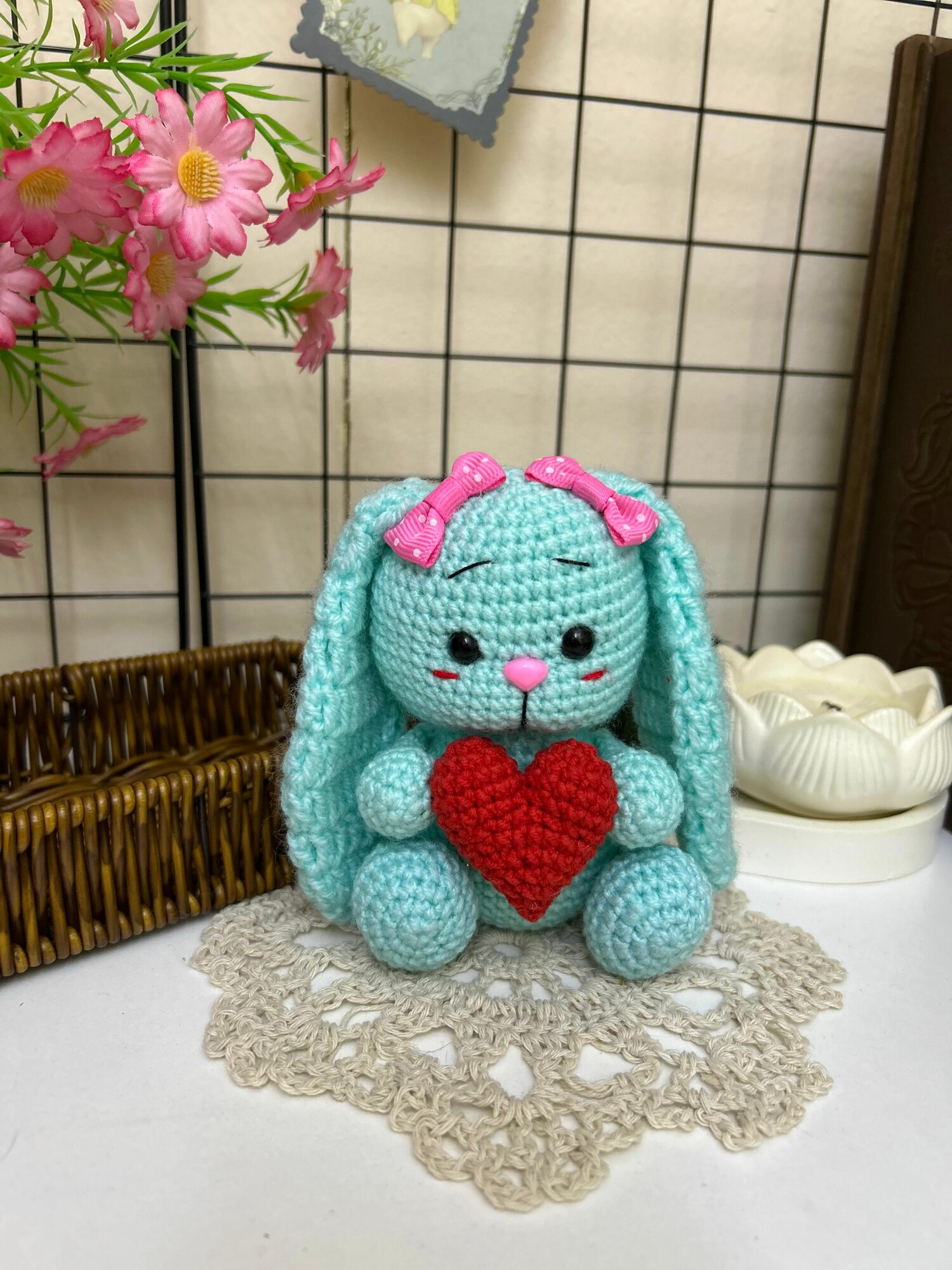 Вязаная зайка Валентинка. Плюшевый зайчик с длинными ушами ручной работы
