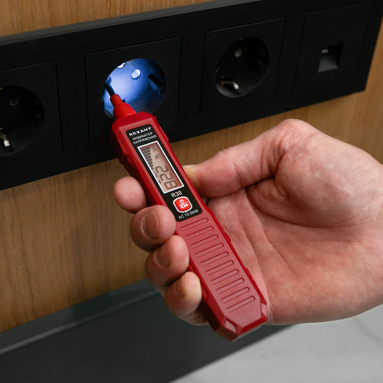 Индикатор напряжения REXANT R-30, цифровой, подсветка, фонарик, батарейка AAA, 1 шт.