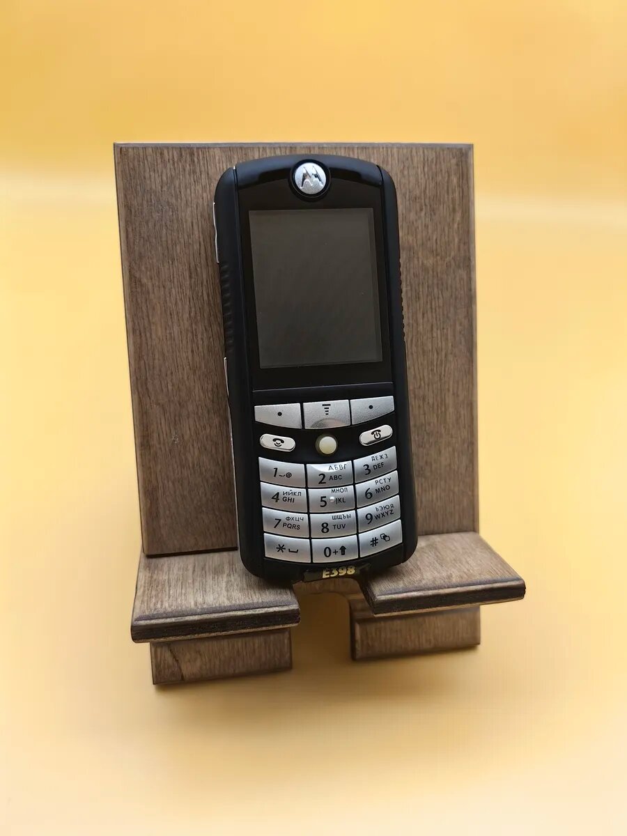 Кнопочный мобильный телефон Motorola E398