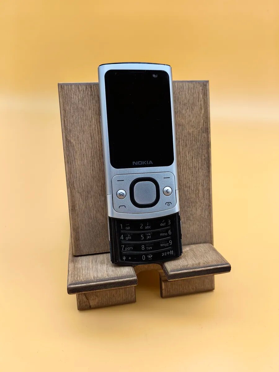 Кнопочный мобильный телефон слайдер Nokia 6700 Slide