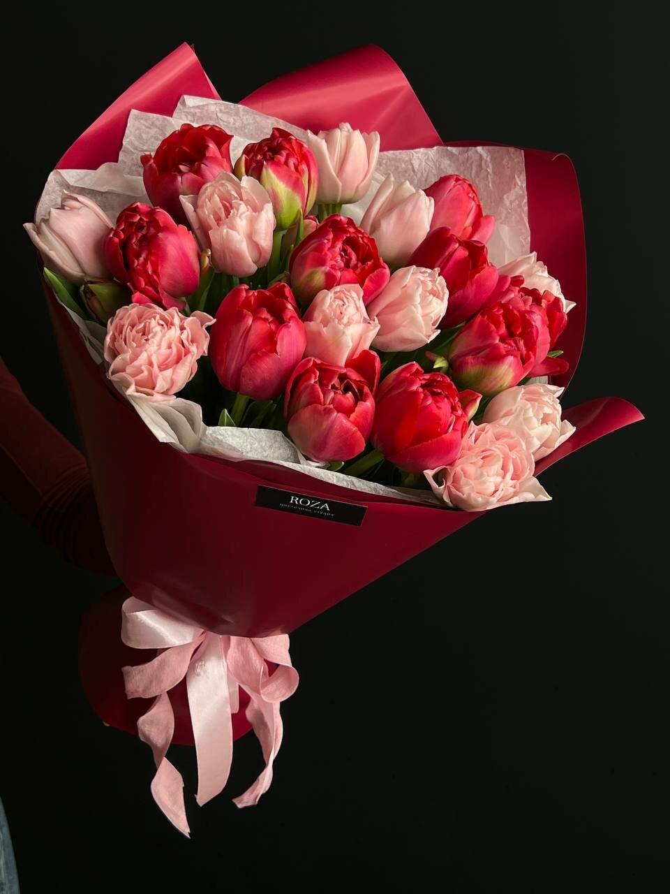 Монобукет из ярких тюльпанов в красной упаковке, отличный повод порадовать себя и близких