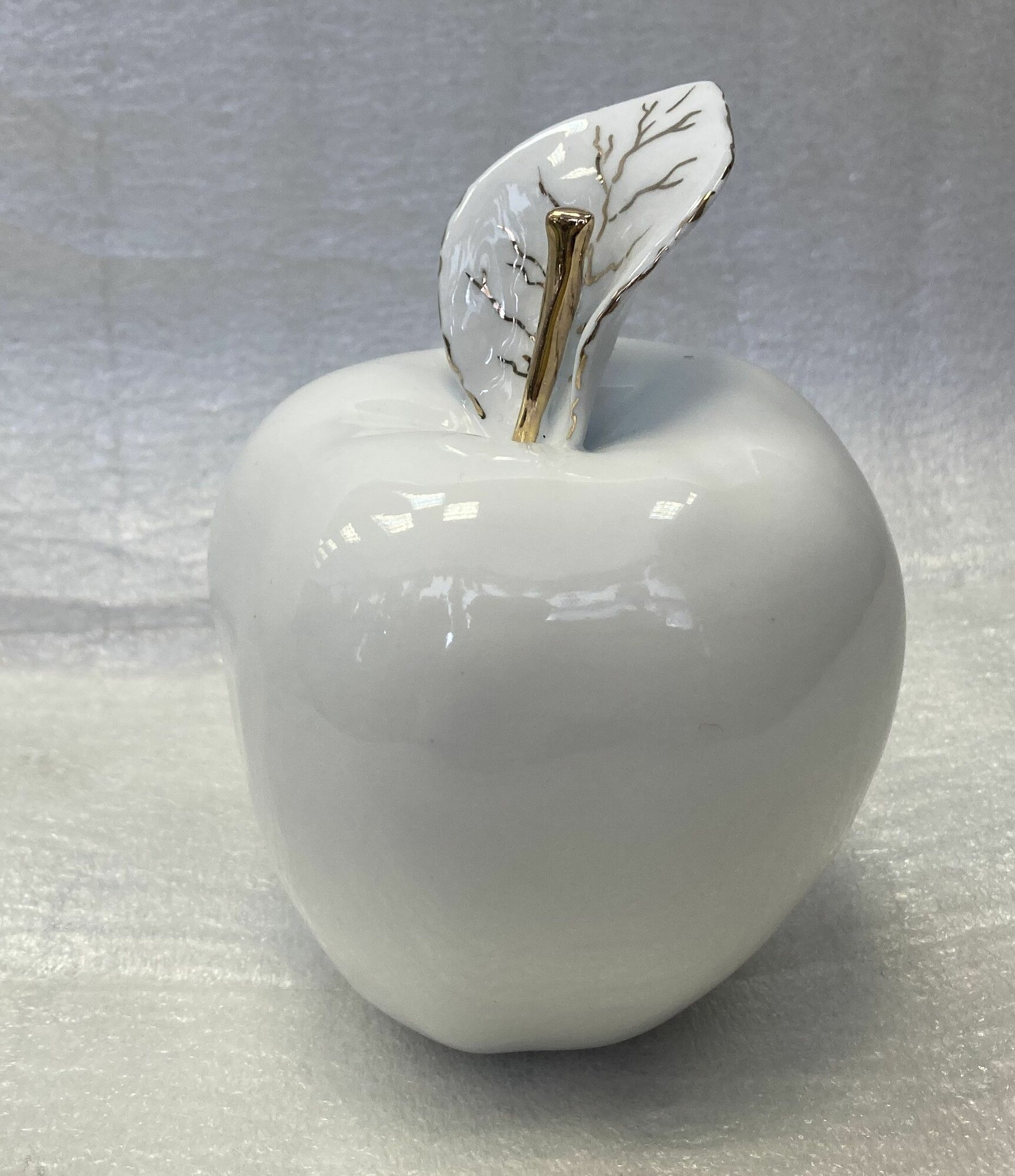 Арт-Салон на Октябрьской арт-объект "Яблоко", 12х9х9 см; фарфор; ручная работа; мастерская майолики Павловой и Шепелева