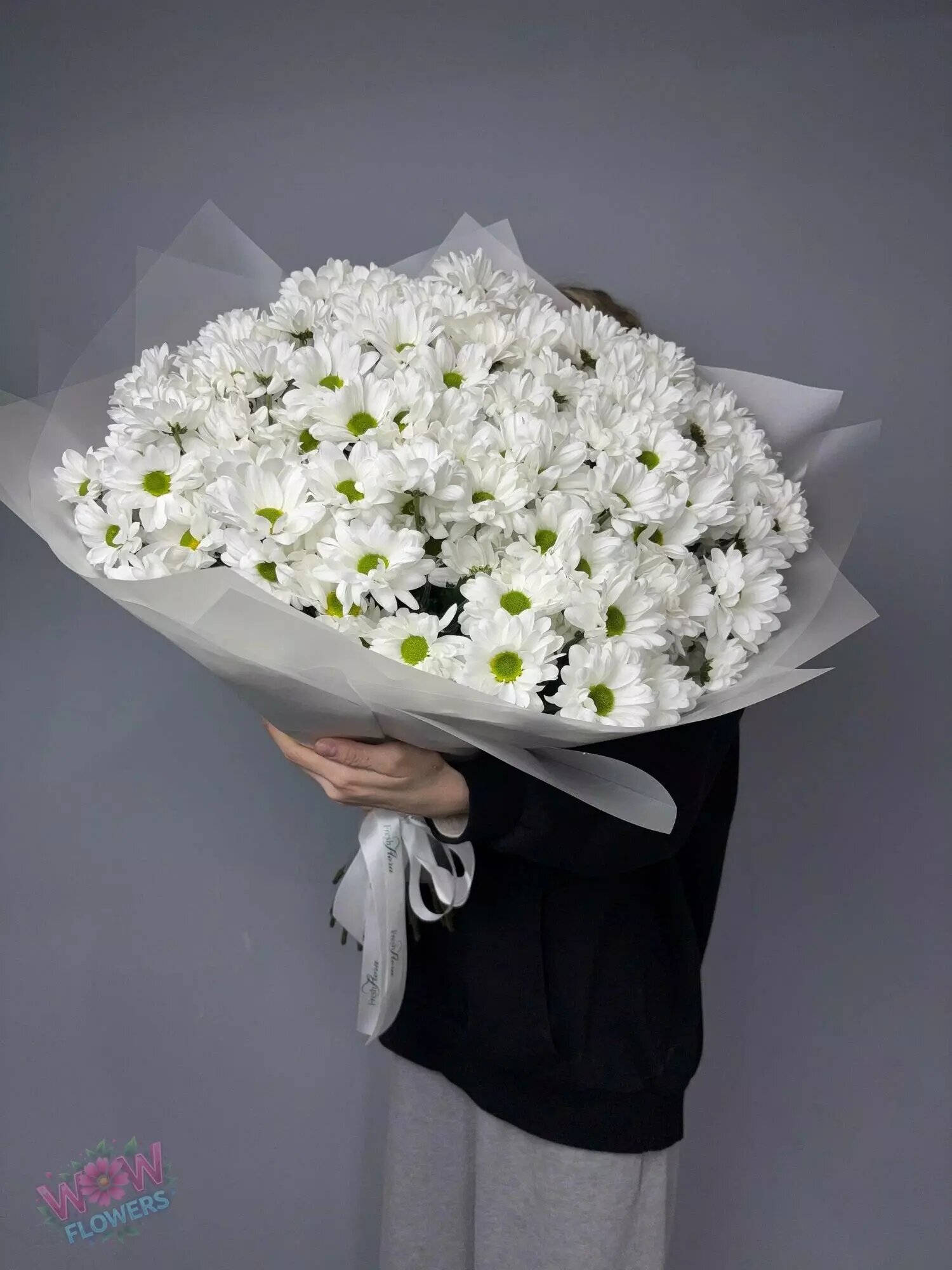 Облако Нежности: пышный букет из 25 белых кустовых хризантем – купить с доставкой