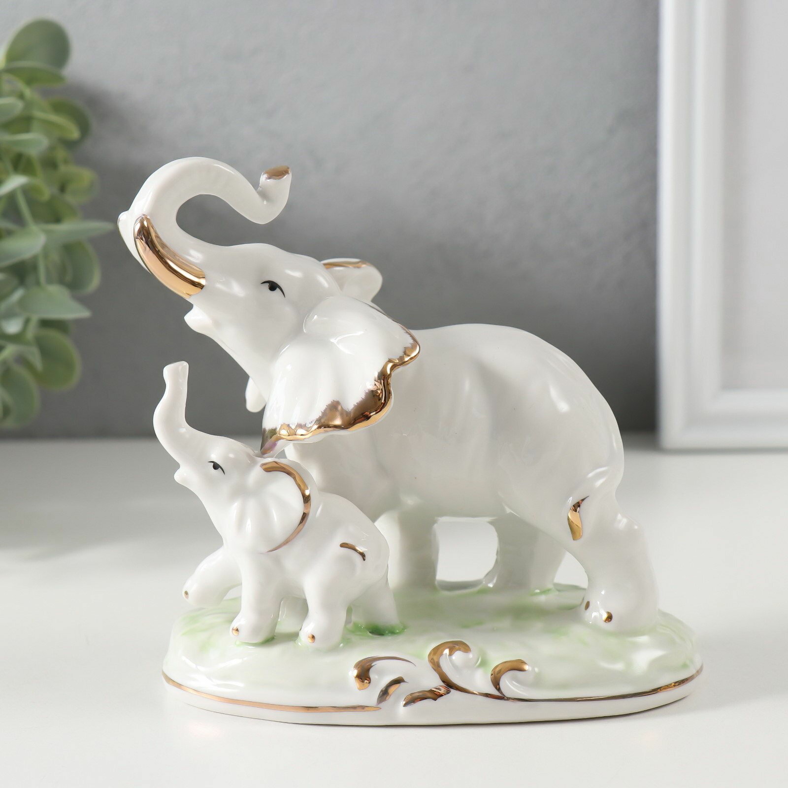 Фигурка керамика "Прогулка слона и слонёнка", белый с золотом, 12.2x12.7x7.2 см