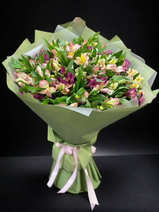 Микс букет из 25 Ярких Альстромерий в стильной упаковке, идеальный подарок