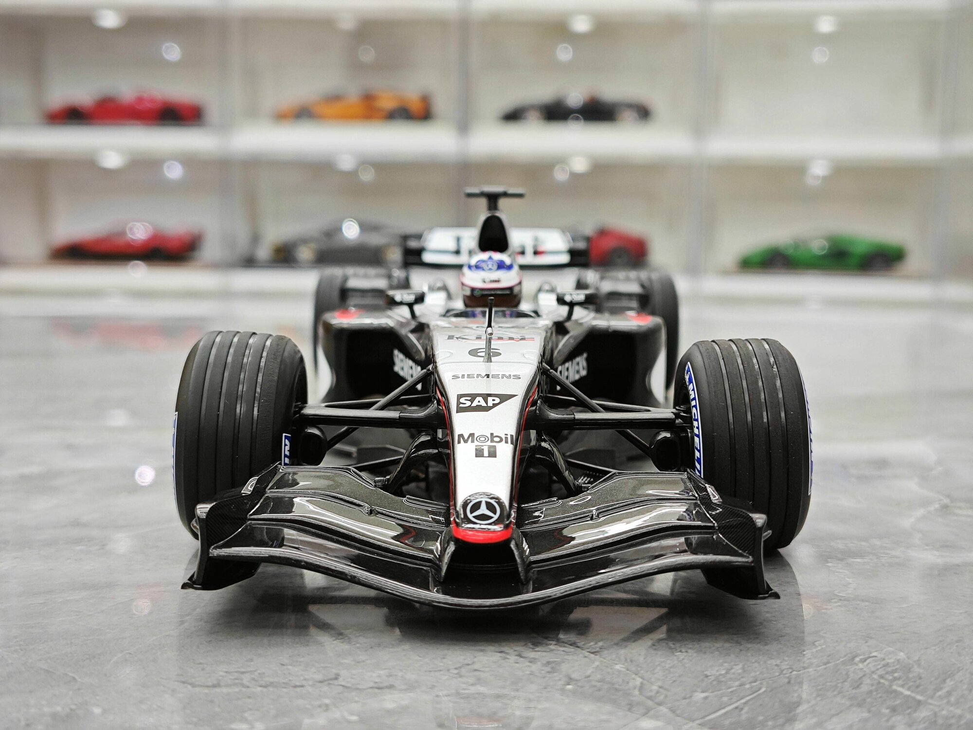 MINICHAMPS Коллекционная модель McLaren Mercedes MP4/19 Kimi Rikknen 2004 масштаб 1:18 лимитированная серия в цветах West