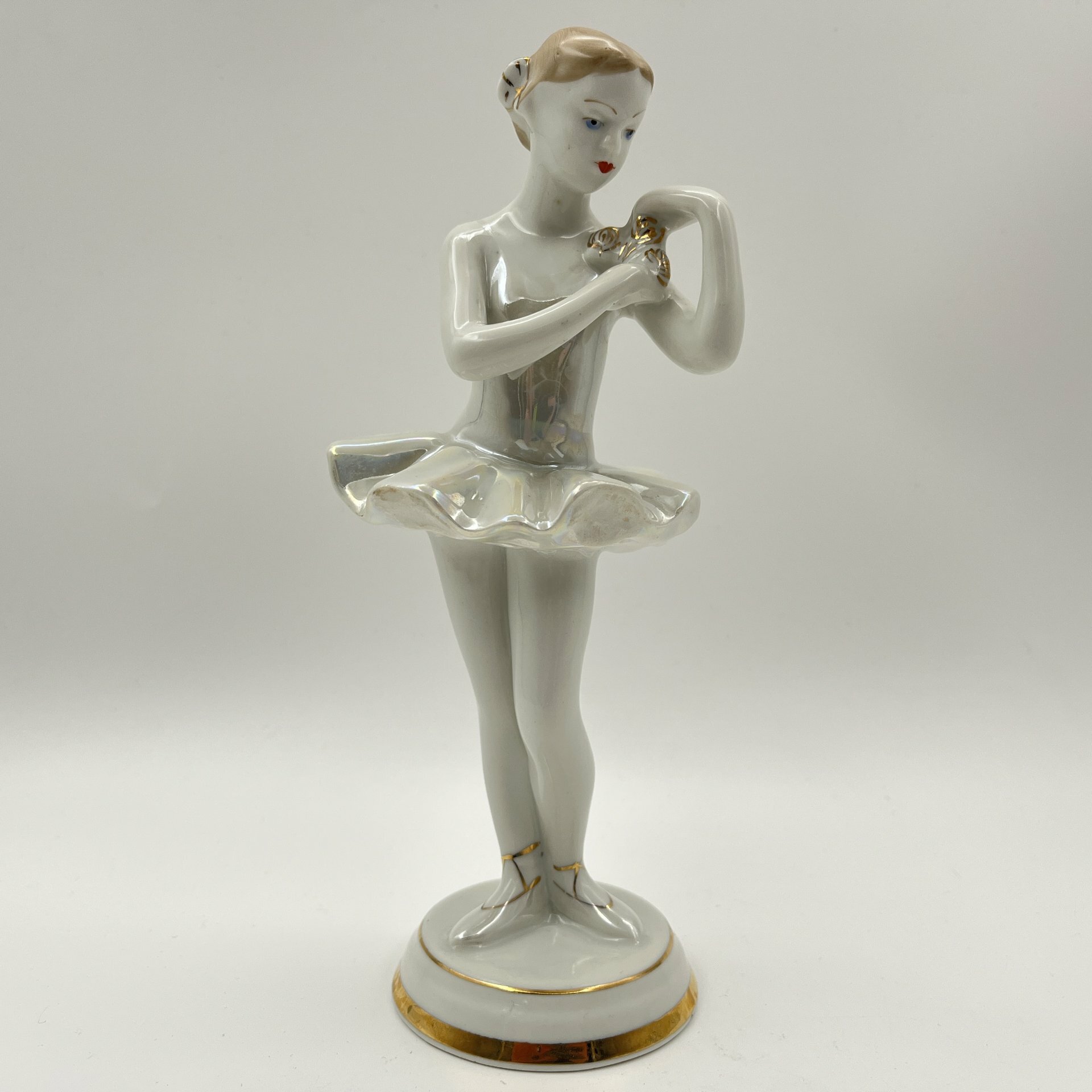 Статуэтка "Балерина с цветком", скульптор О. С. Артамонова, фарфор, роспись