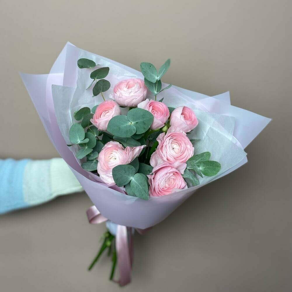 Монобукет Protea Рунункулюс, высота 35 см, 7 штук, с эвкалиптом, аквабоксом и бантом