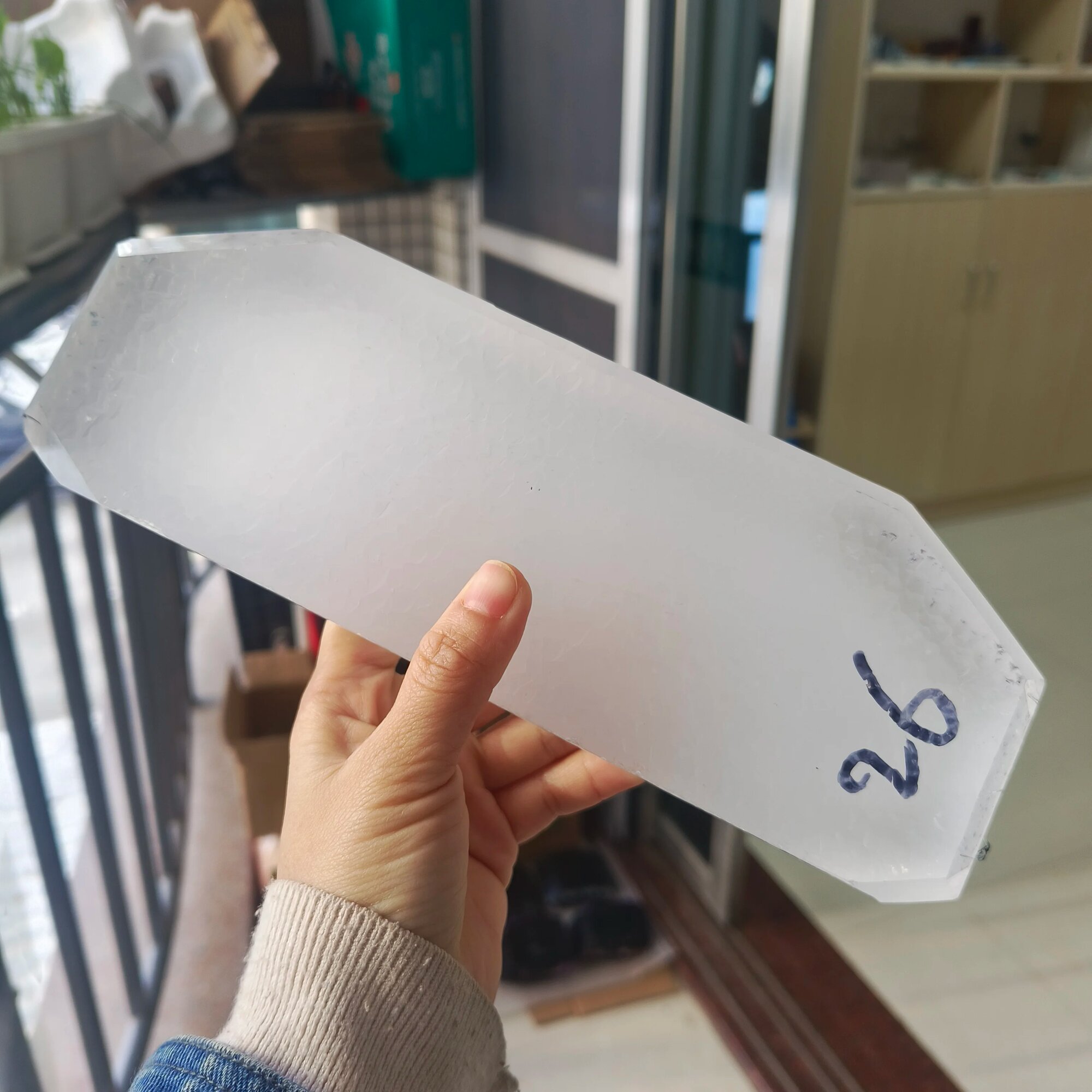 Необработанный гидротермальный кристалл кварца