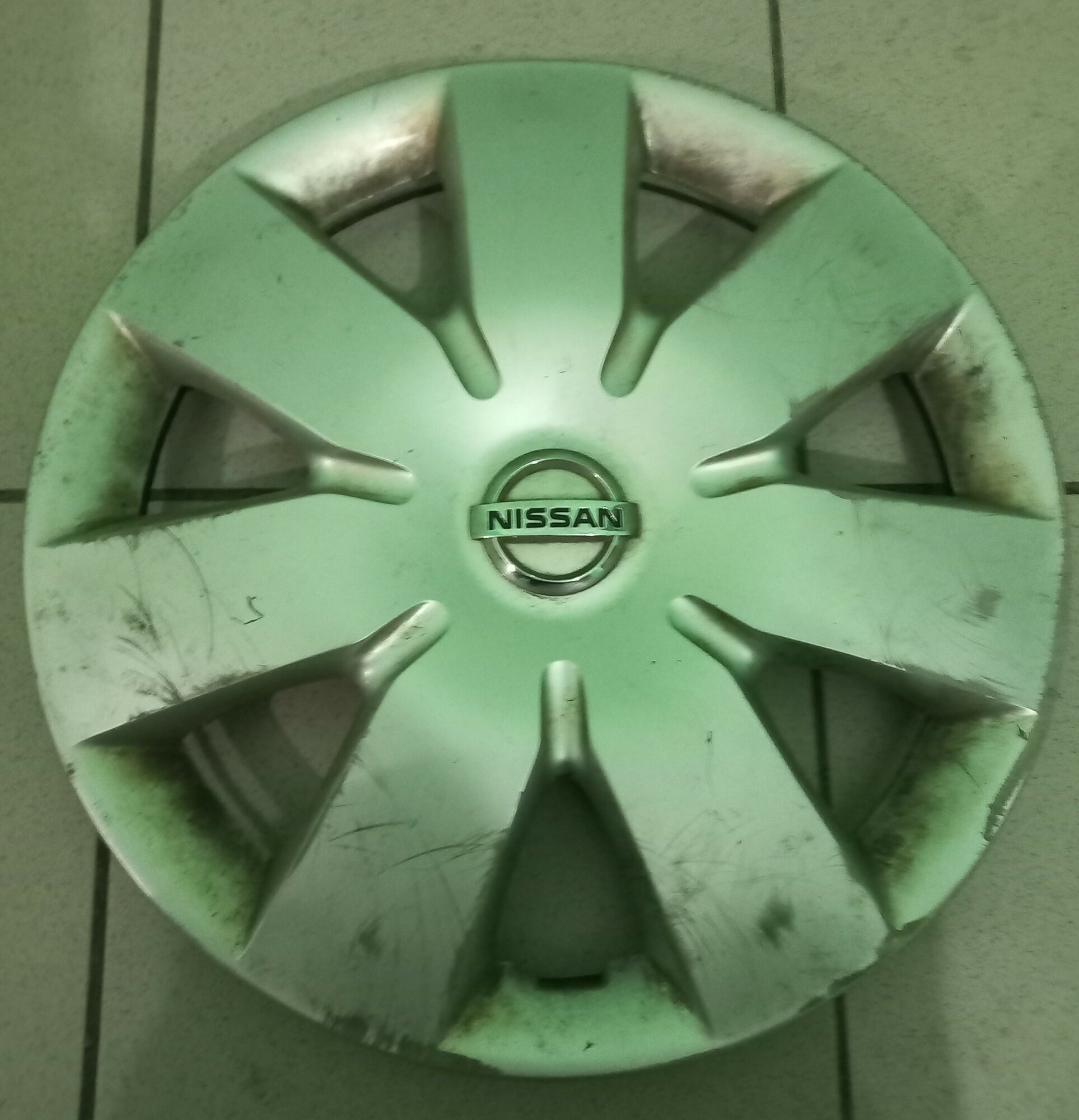 Оригинальный колпак Nissan P15.Без сколов и тещин.Все крепления целые.Возможны потертости.