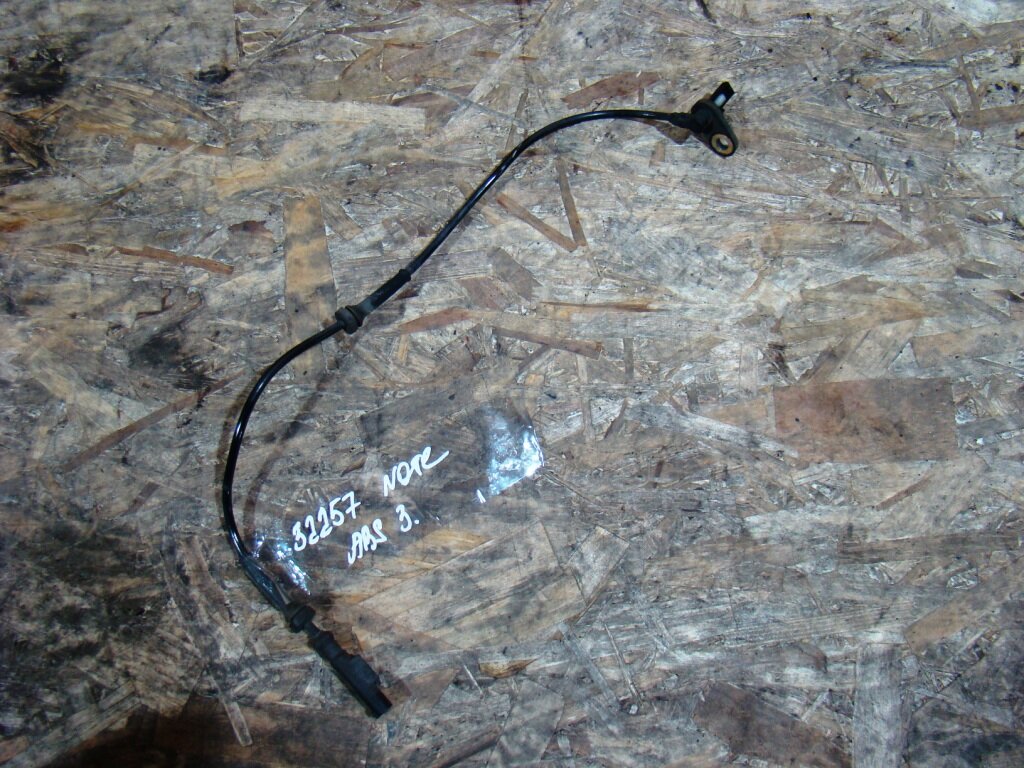 Nissan Note E11 Датчик ABS задний правый 47900AX600