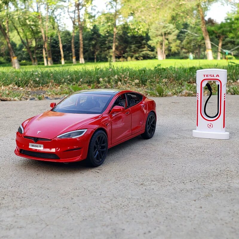 1:24 Масштабная модель Tesla Model S красного цвета из сплава с функцией света и звука