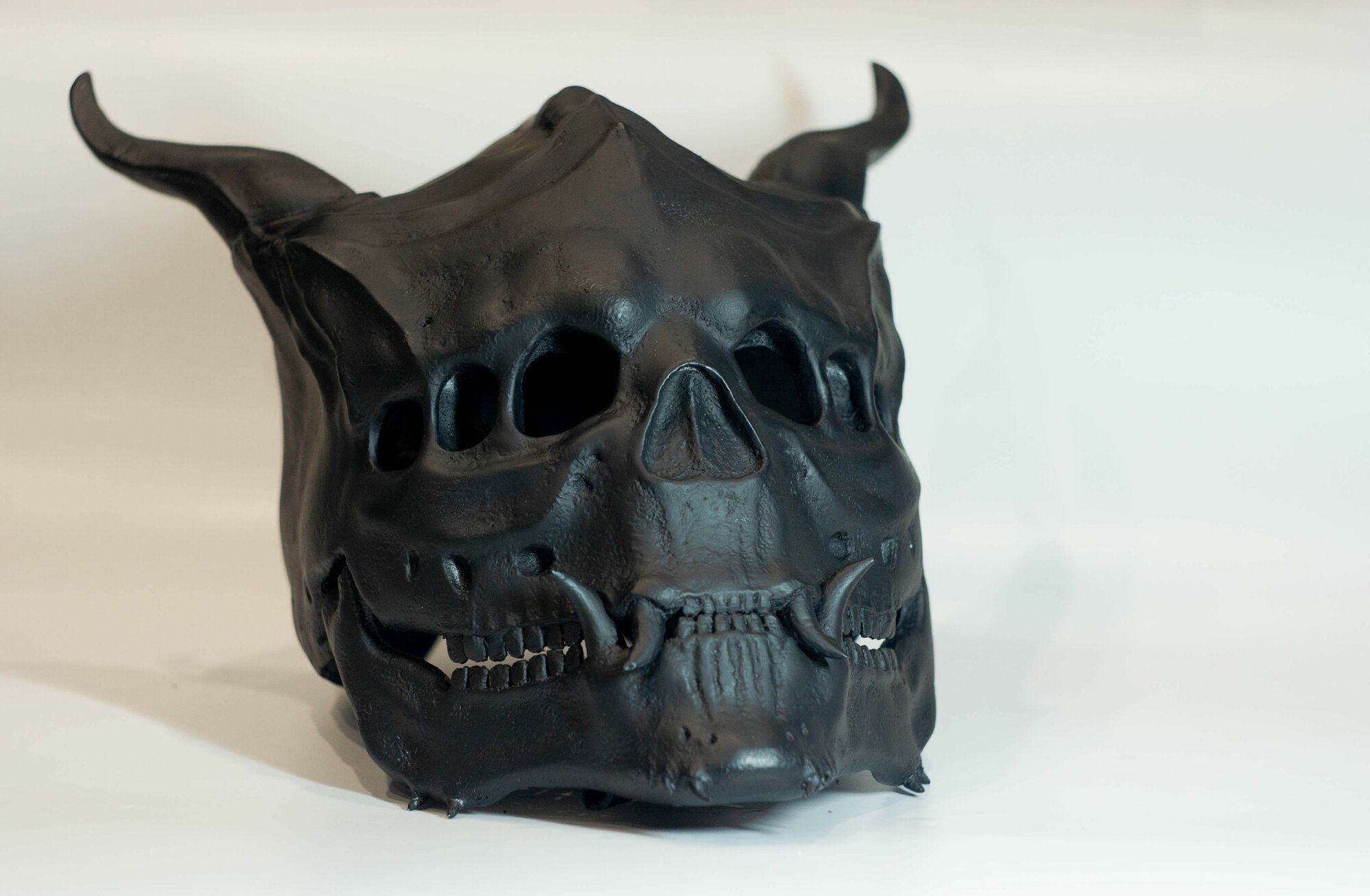 Реалистичная "Маска трехглазого демона с открывающейся челюстью" черный