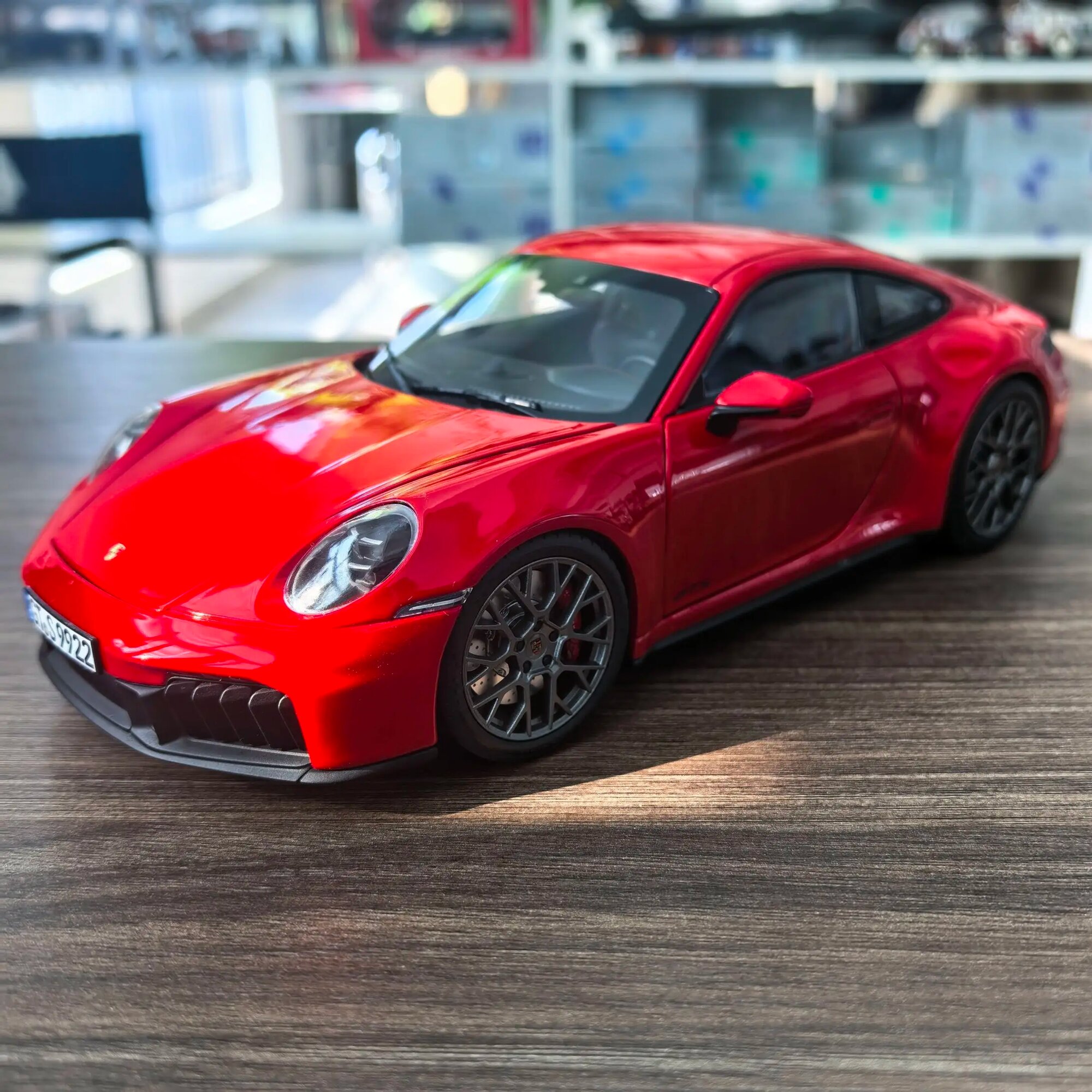 Norev 1:18 Porsche 911 Carrera 2024 металлическая модель