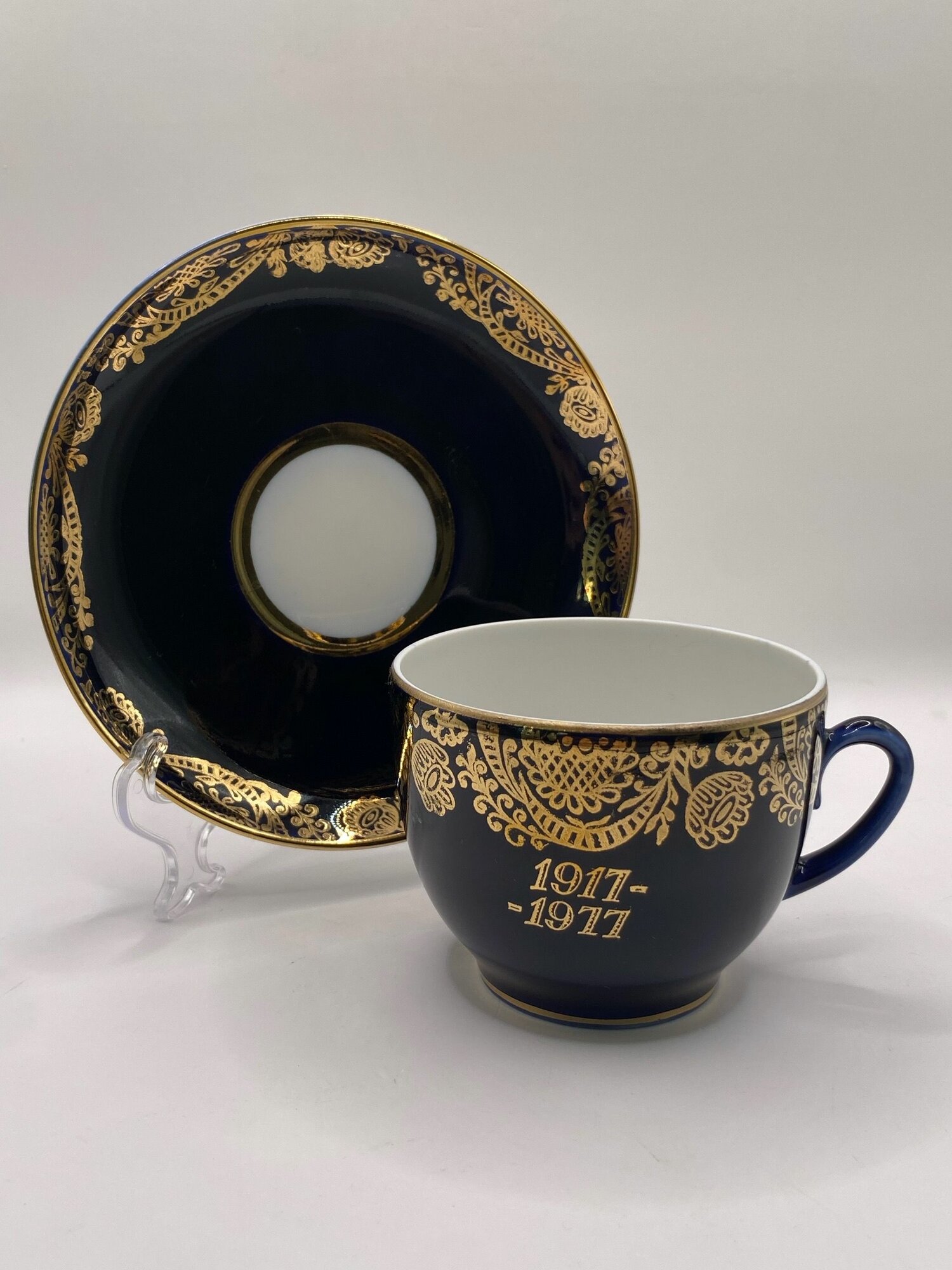 Чайная пара "60 лет октября 1917-1977" Фарфор. Кобальт. Позолота. 1 сорт. ЛФЗ. СССР. Объем 250 мл.