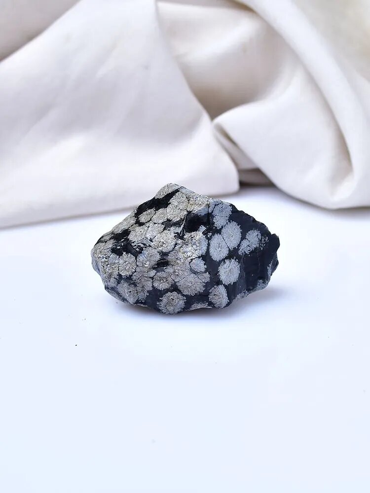 Натуральный камень "снежный обсидиан", необработанный (3-5 см 1 шт)