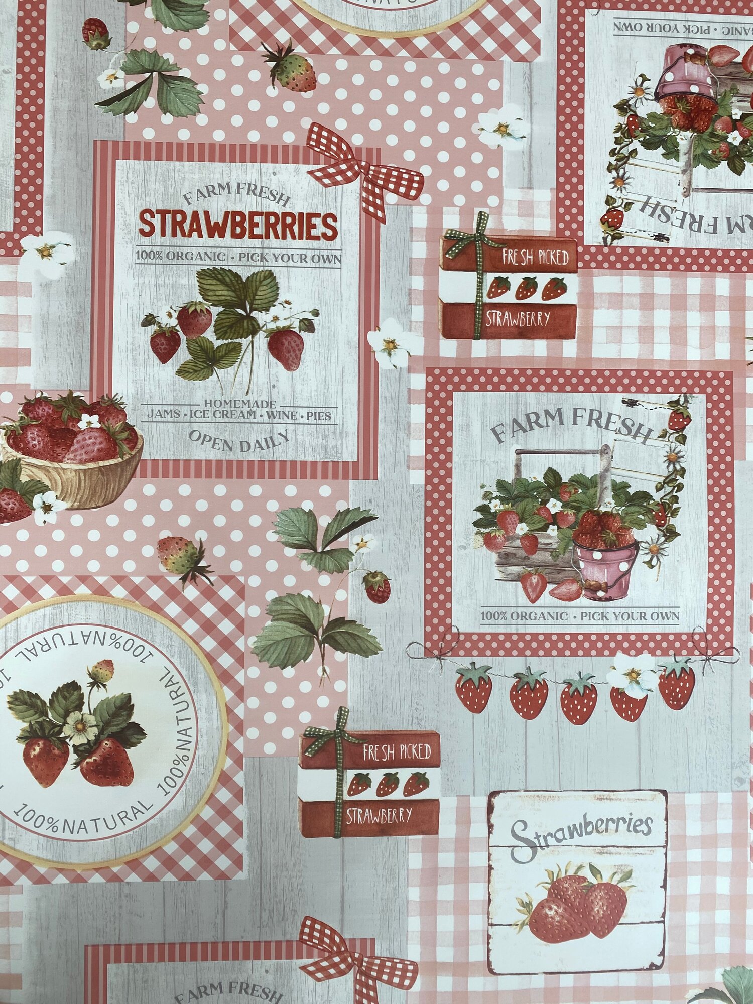 Клеенка на стол Dekorama Земляника, ПВХ, 140 см x 180 см на нетканой основе