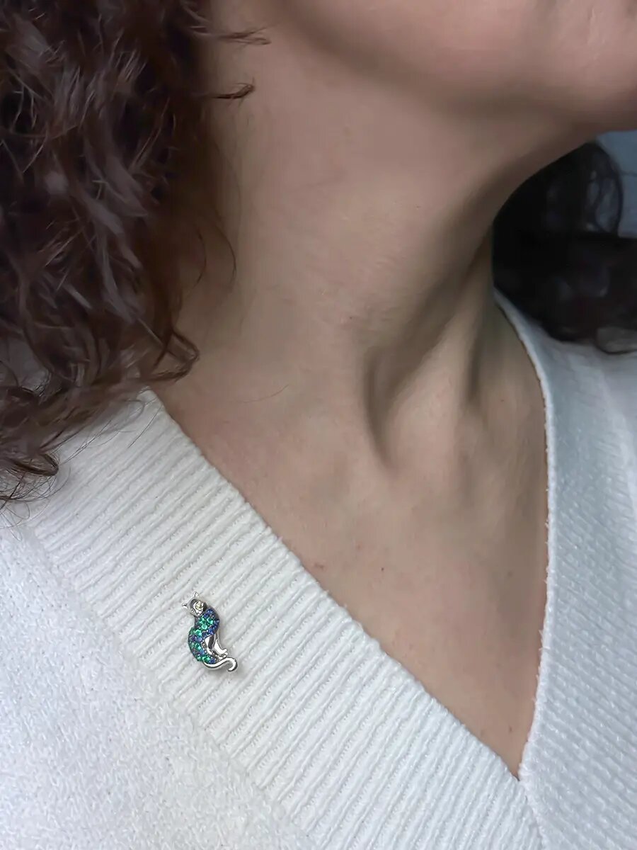 Брошь, серебро, 925 проба, чернение, родирование, изумруд синтетический, бриллиант, сапфир синтетический