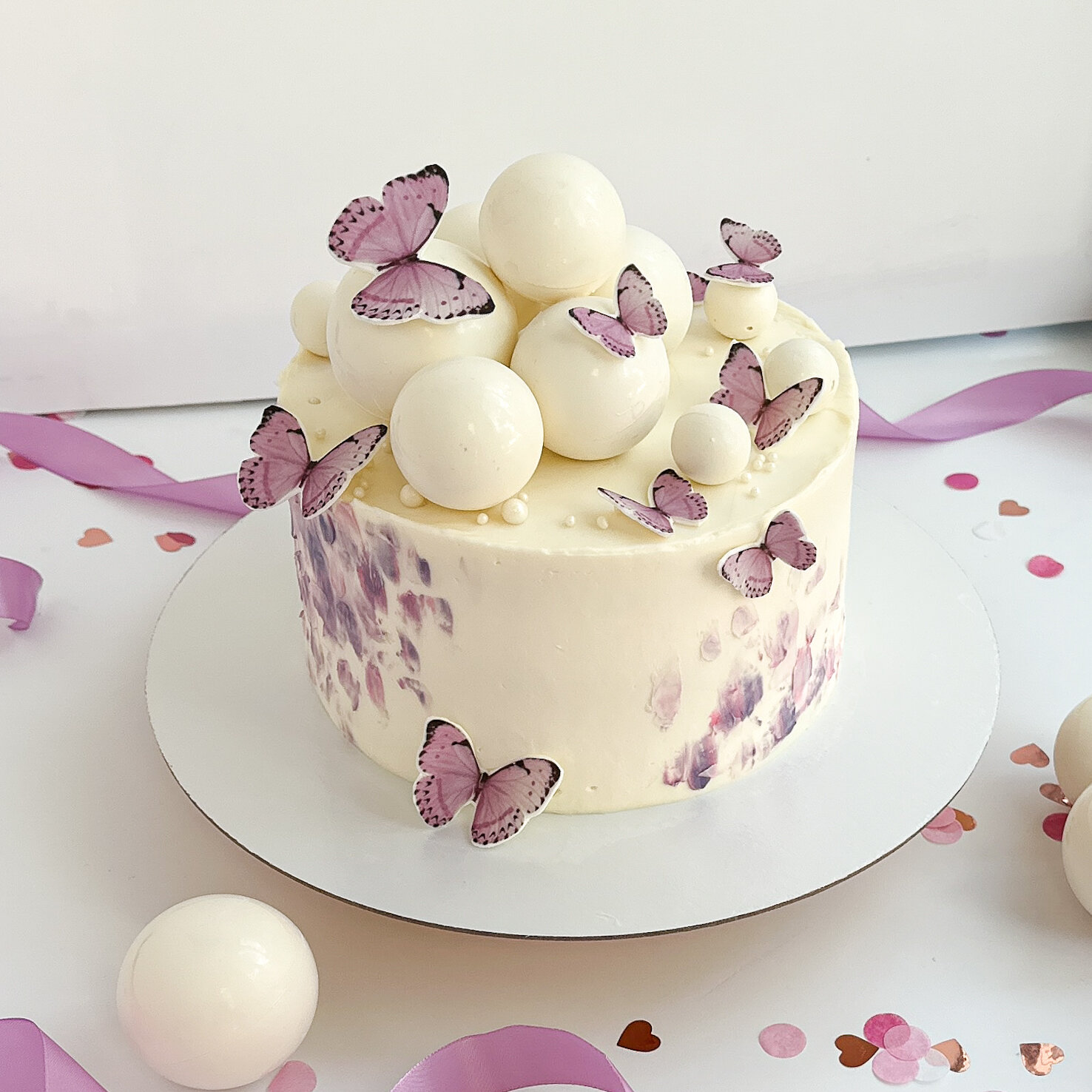 Торт с бабочками и шоколадным и шарами на день рождения , девушке, любимой, 1,8 кг