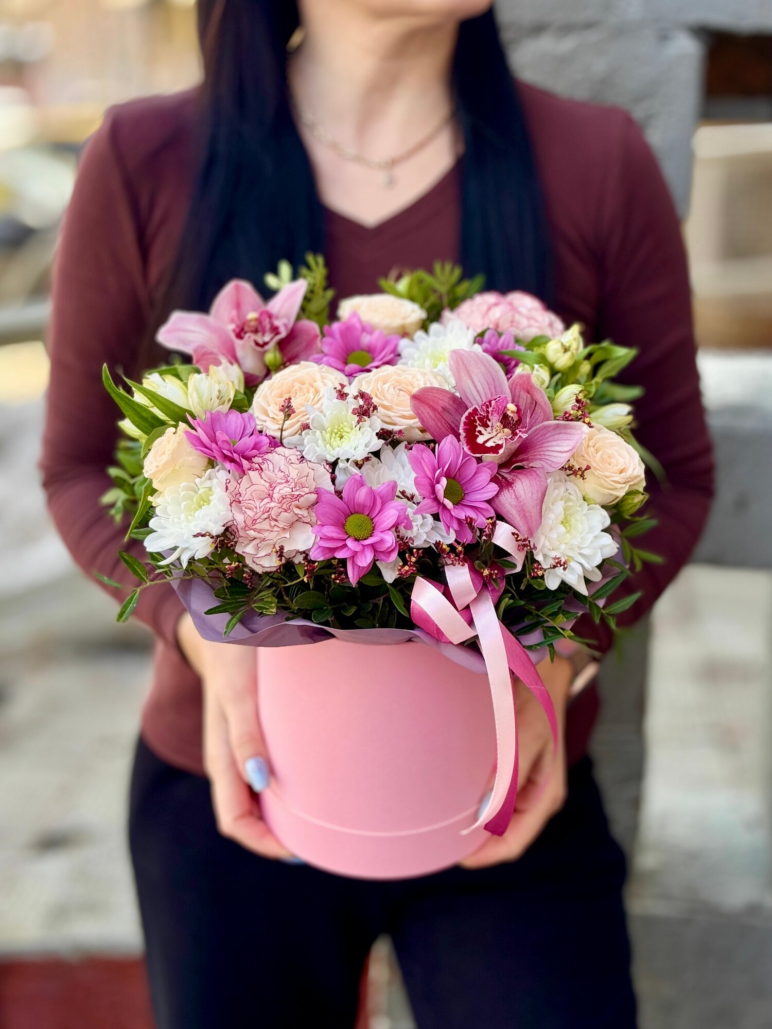 Авторская коробка с цветами ОкЦветОк, с орхидеями в колбах, 25 см х 25 см