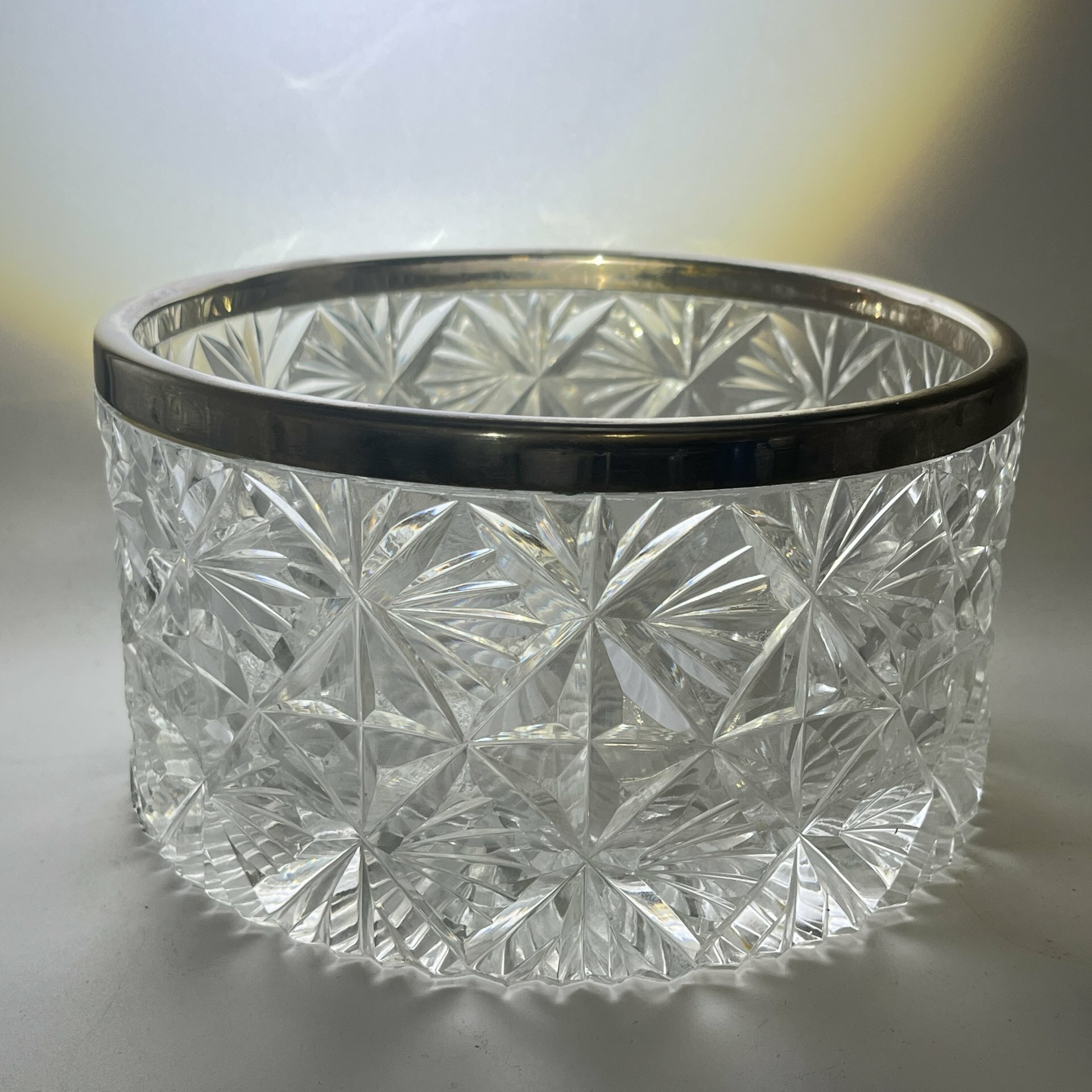 Фруктовница с металлическим ободком и резным геометрическим декором, хрусталь