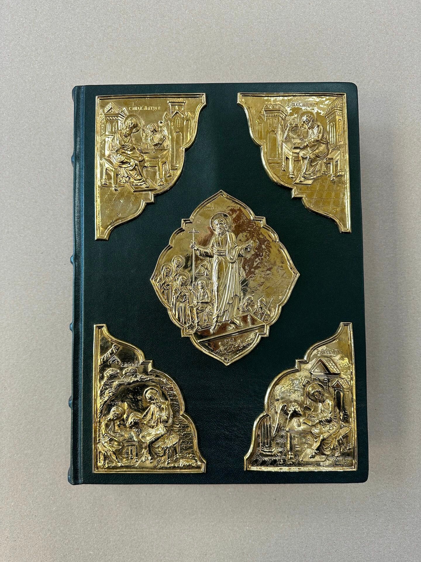 Библия с иллюстрациями русских художников (подарочная кожаная книга)