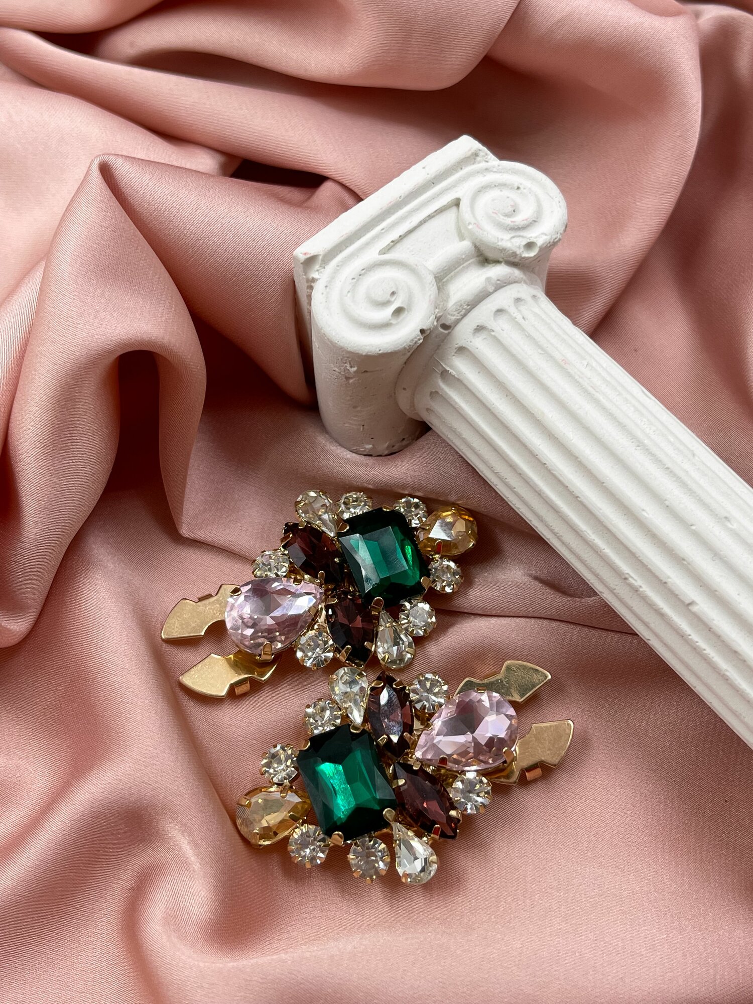 Накладки на пуговицы золотистые в форме цветка со стразами 2 штуки