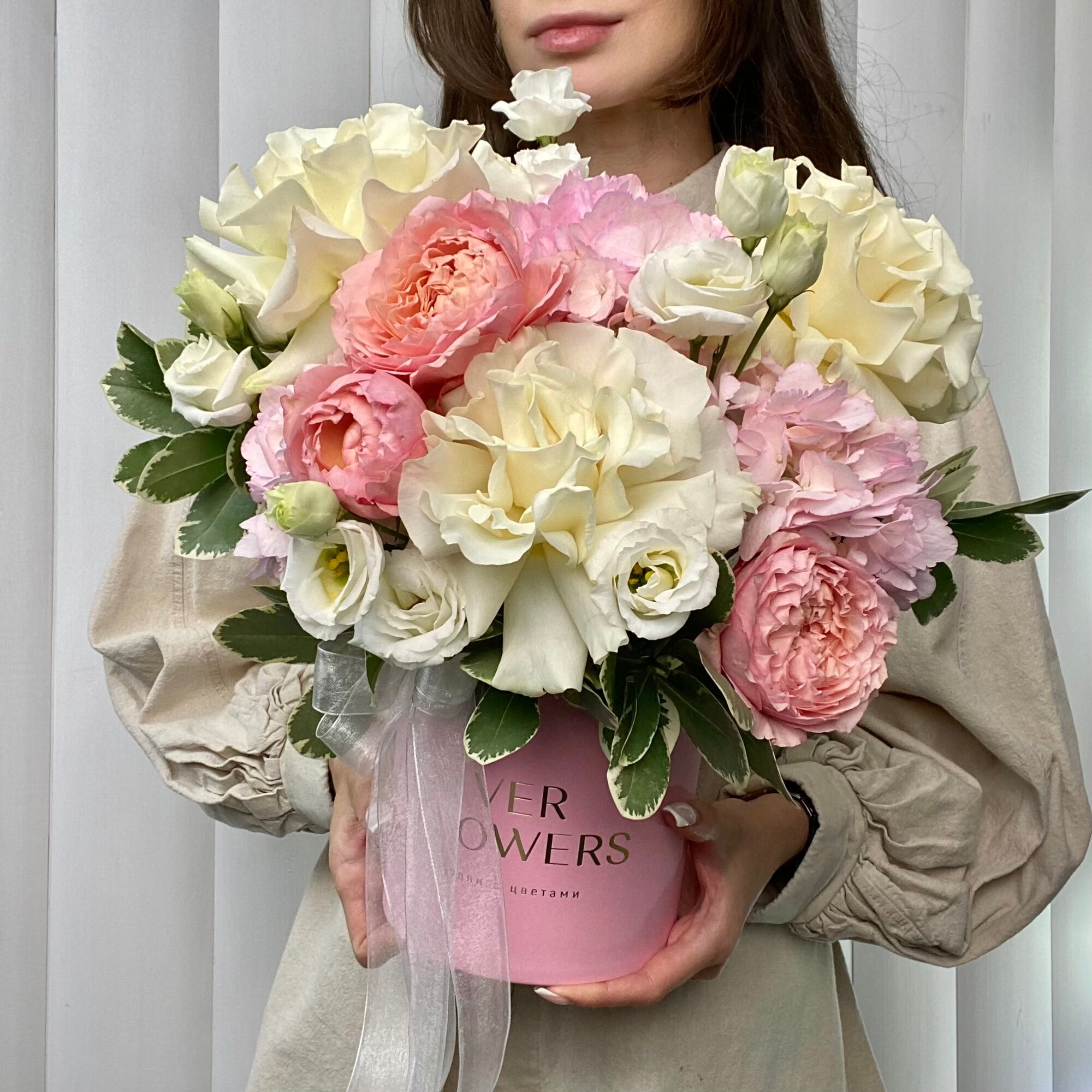 Композиция с французскими розами, гортензией и кустовыми розами