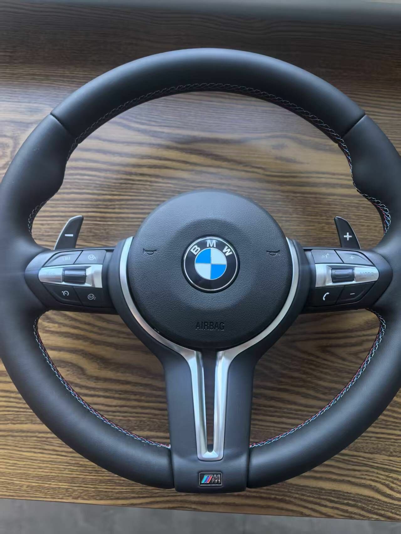 Рулевое колесо BMW серии F в сборе с подушкой безопасности и накладкой на звуковой сигнал для замены при ремонте