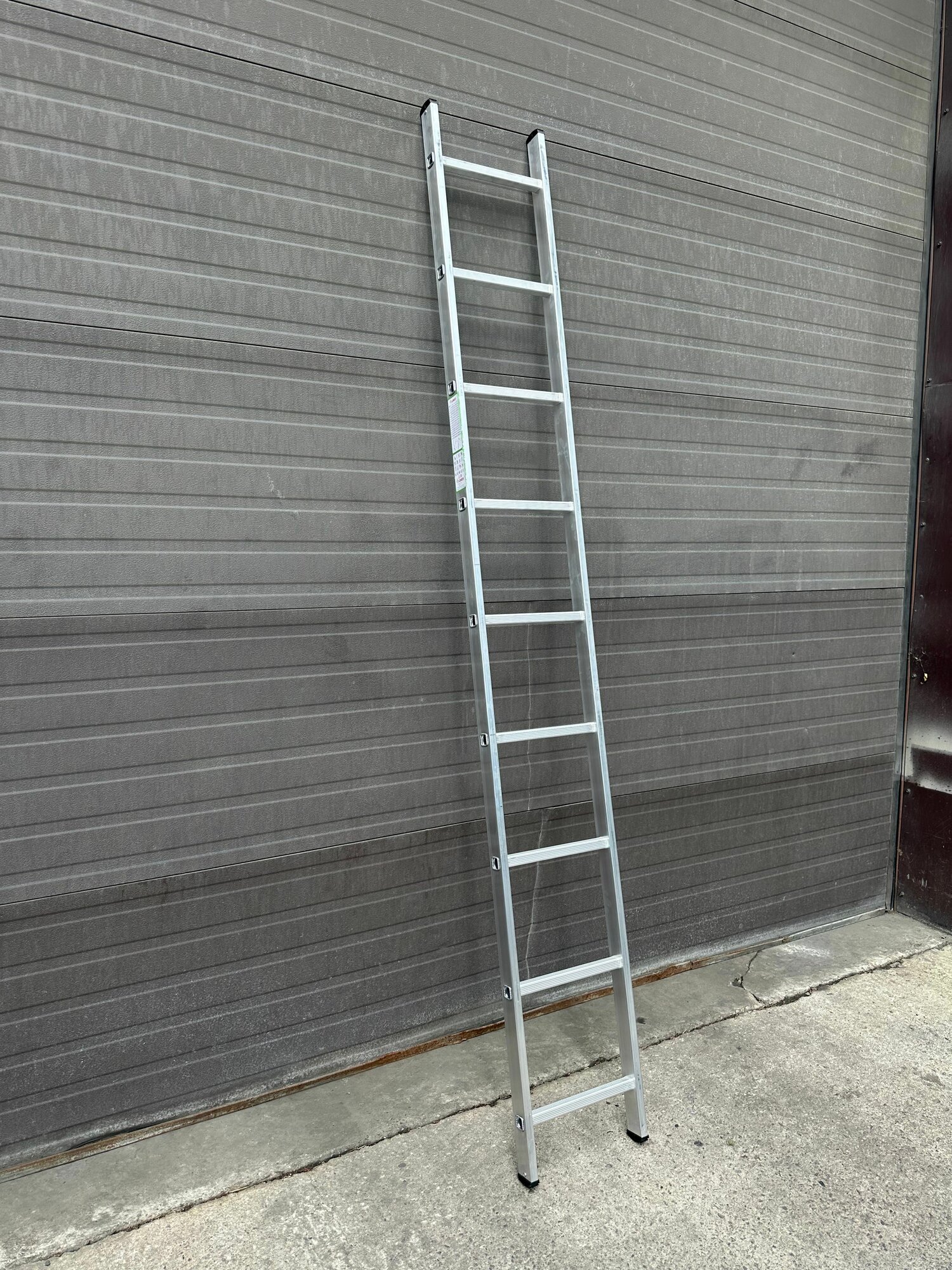 Алюминиевая приставная односекционная лестница NORD 1х9, высота 2,50м, 9 ступеней