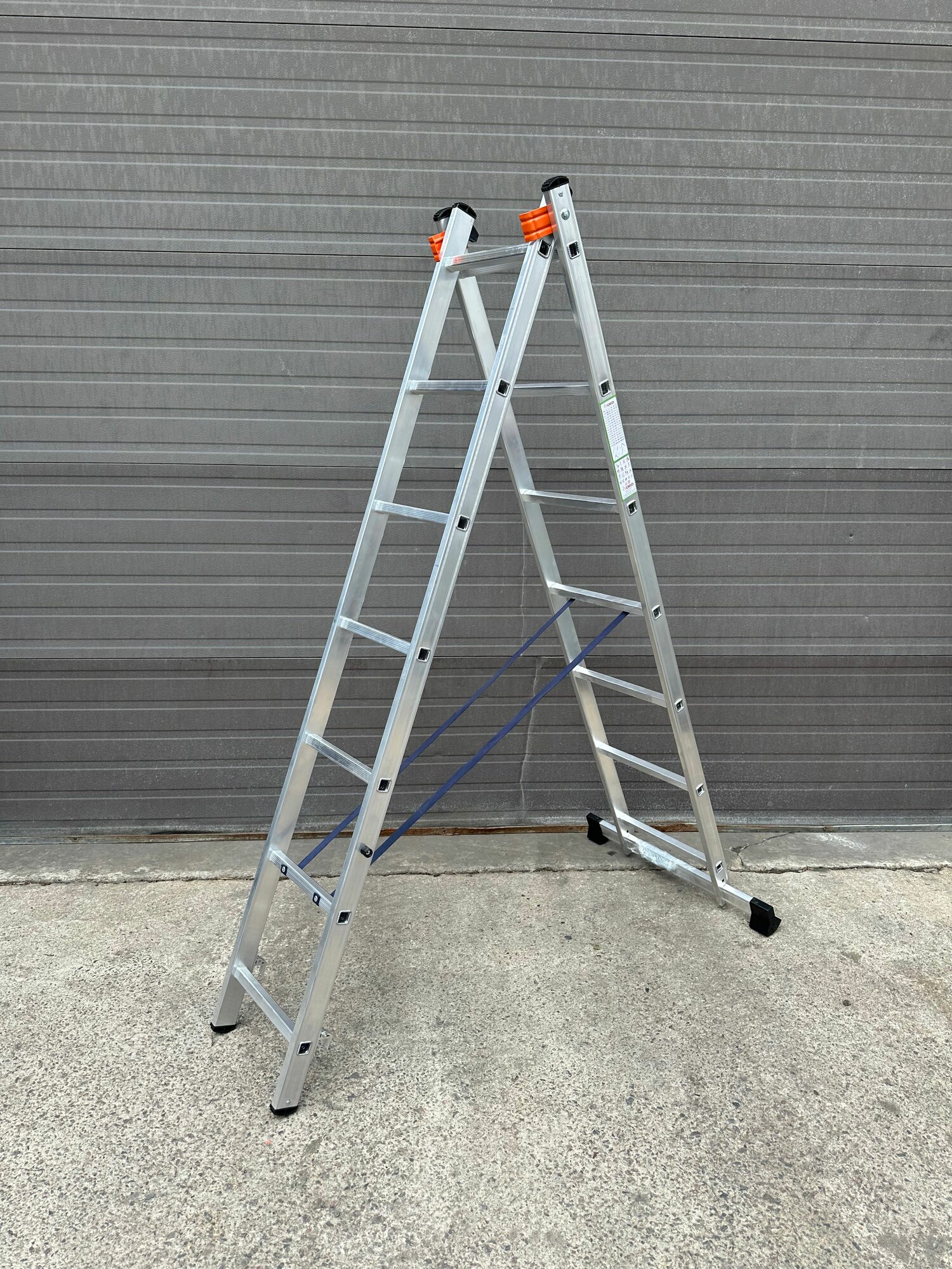 Лестница стремянка двухсекционная алюминиевая NORD 2х7, высота в разложенном виде 3,1м
