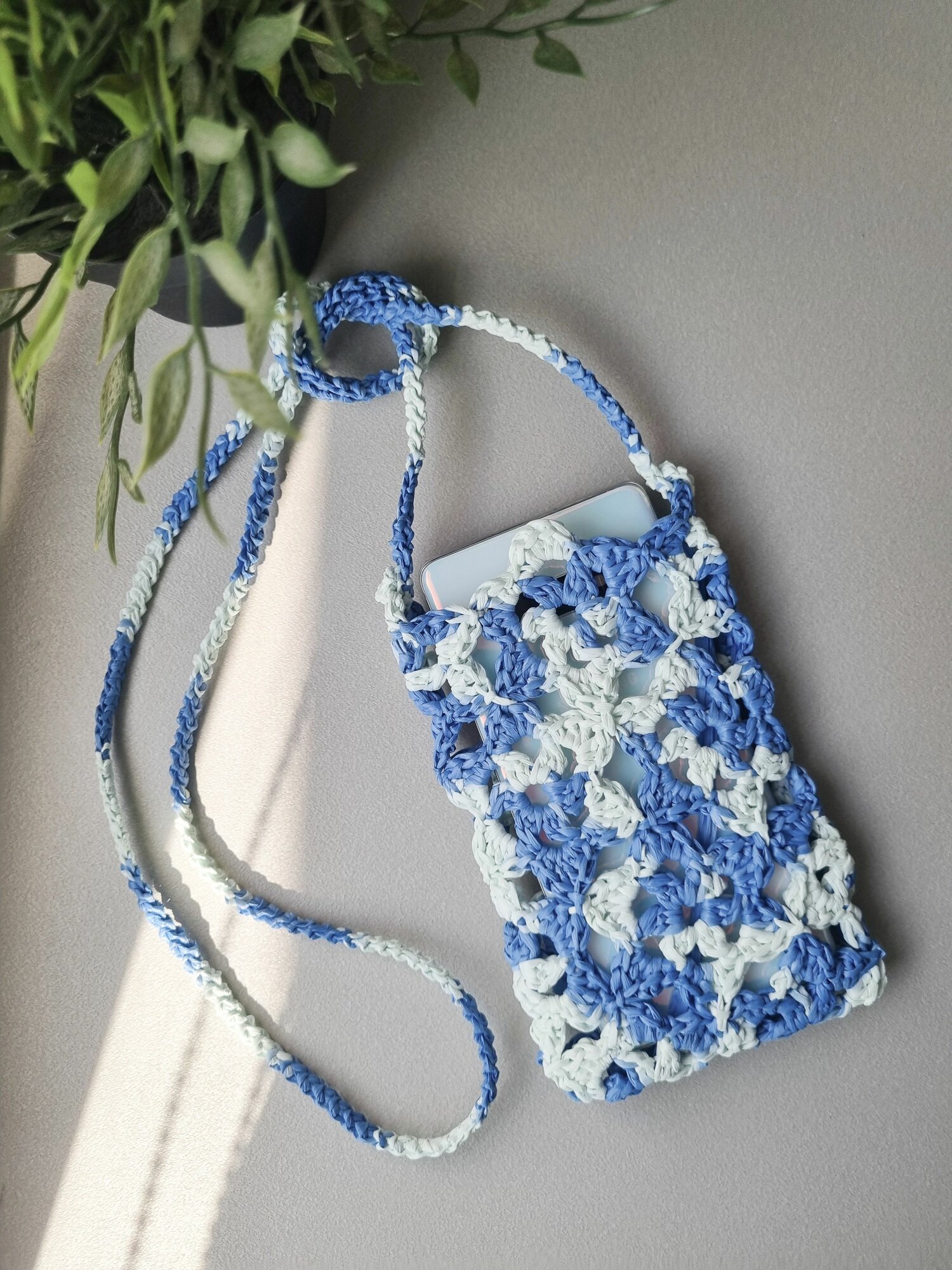 Сумочка-чехол "Цветы" для телефона, вязаная. Рафия