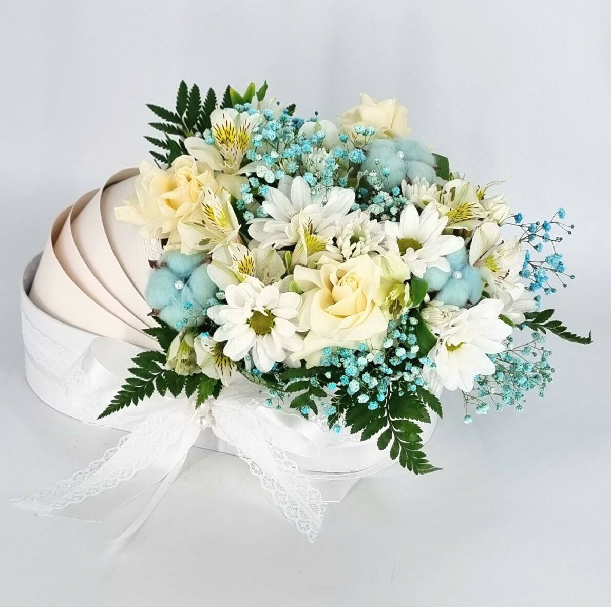 Букет на выписку из роддома в люльке. Цветы розы, альстромерия, гипсофила, хризантема