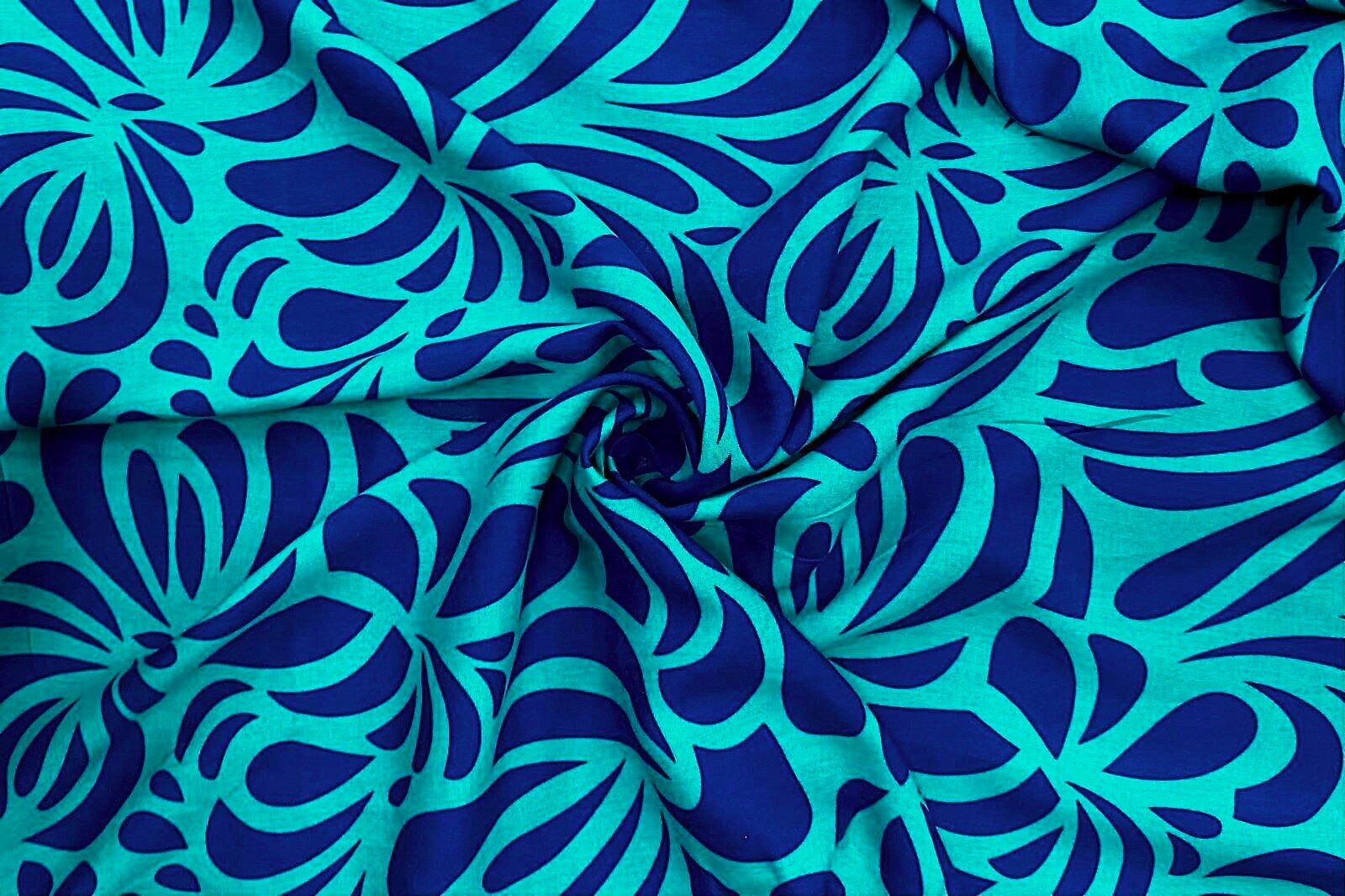Ткань Вискоза плательная с синими лепестками на бирюзово-зеленом фоне, 140 г/пм, ш140см, 0,5 м