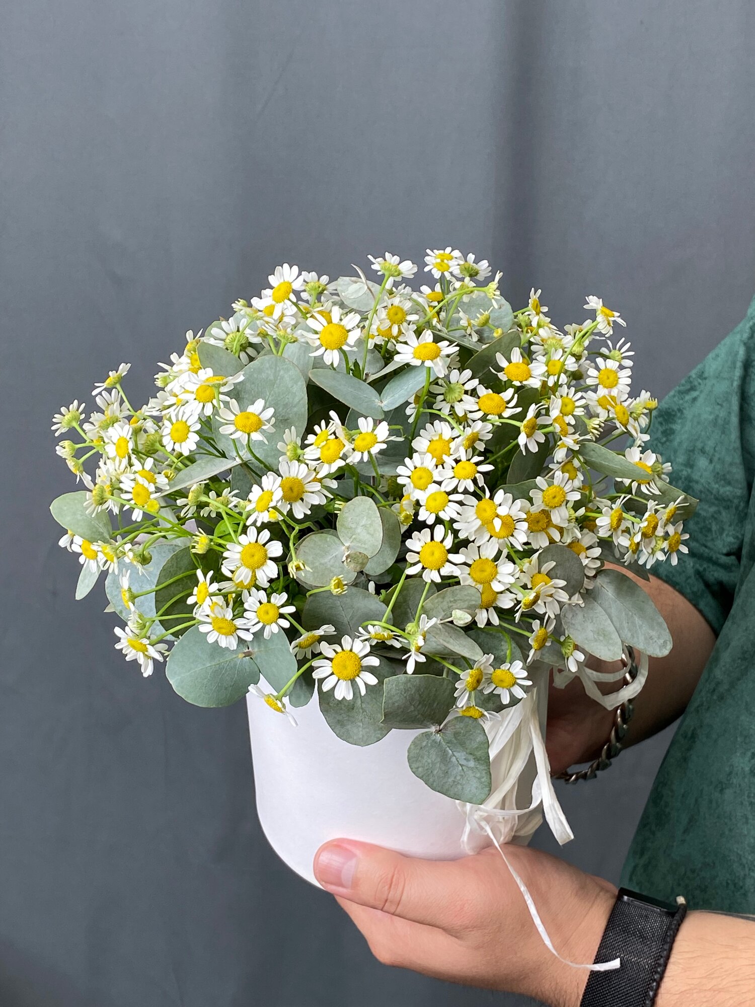 Букет живых цветов N1flor из 6 полевых ромашек и 10 ароматных эвкалиптов в шляпной коробке, 22 см.