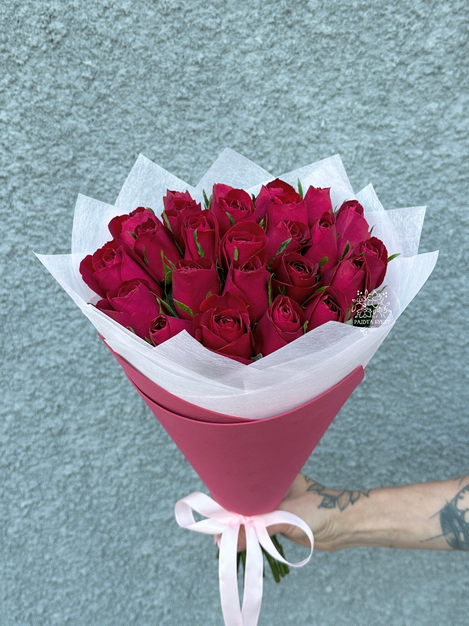 Розы красные 25шт Кения в упаковке / Арт.154102 / Радуга Букет