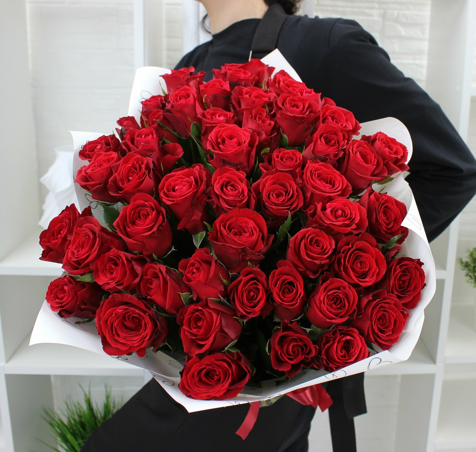 Монобукет THE FLOREAL красная роза 51 штука, высота 40 см, с бантом