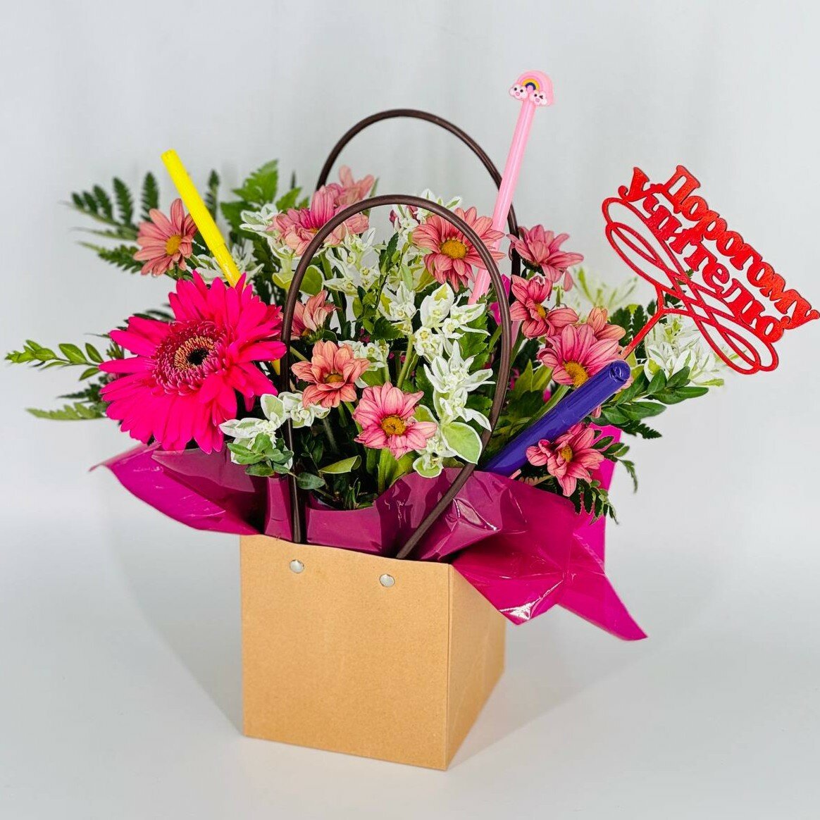 Цветы в сумочке для учителя на 1 сентября День знаний. Сумка с цветами гербера, хризантема, молочай