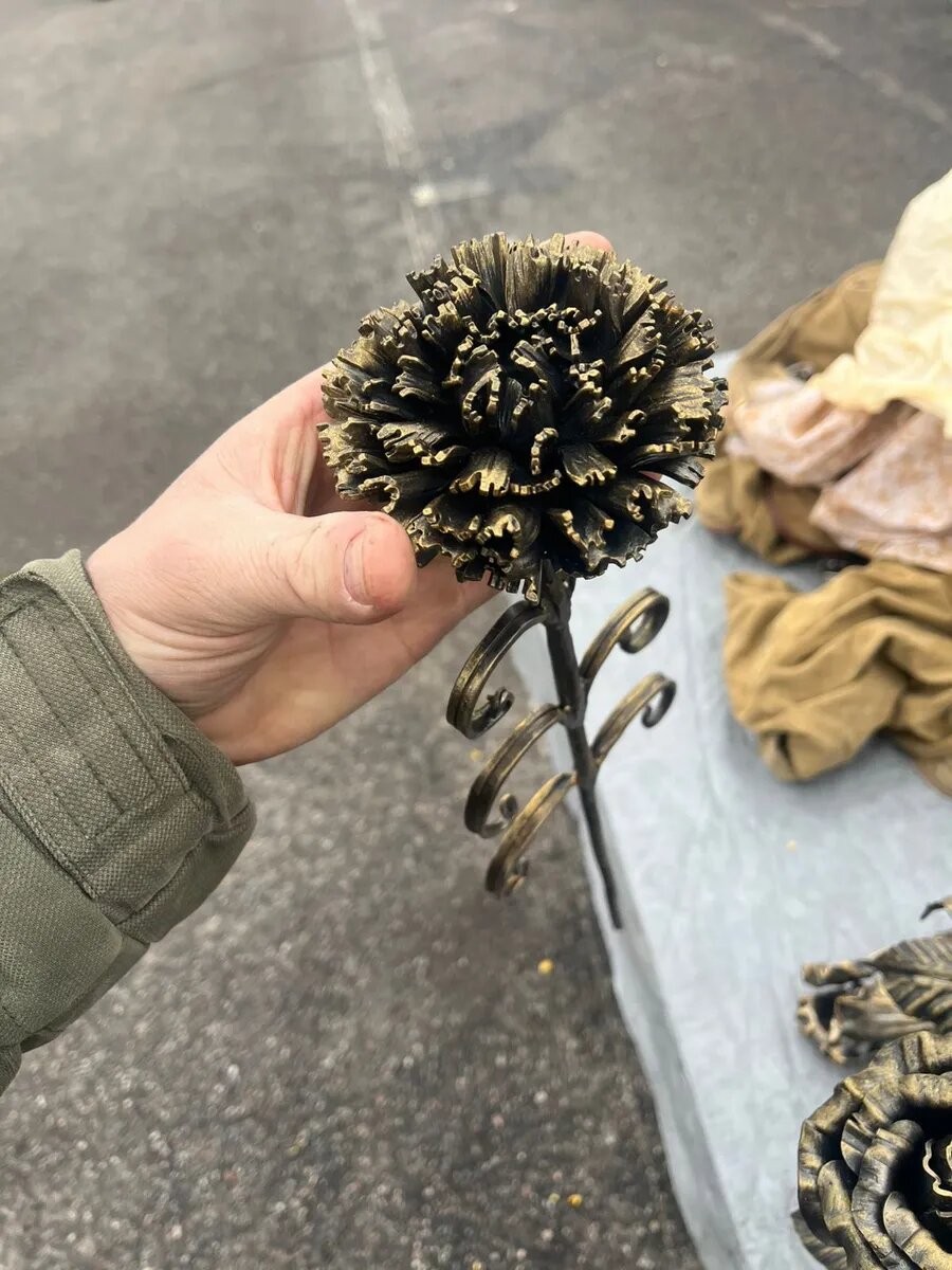 Кованая Гвоздика, Студия кованой мебели Нива, цвет черный/золотистый