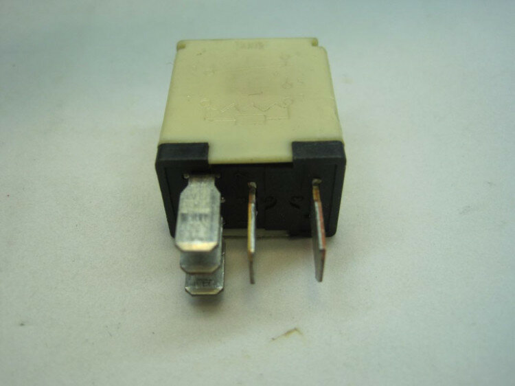 Реле F57B14B192AA Форд Фокус 1 - из блока предохранителей салона - Белое