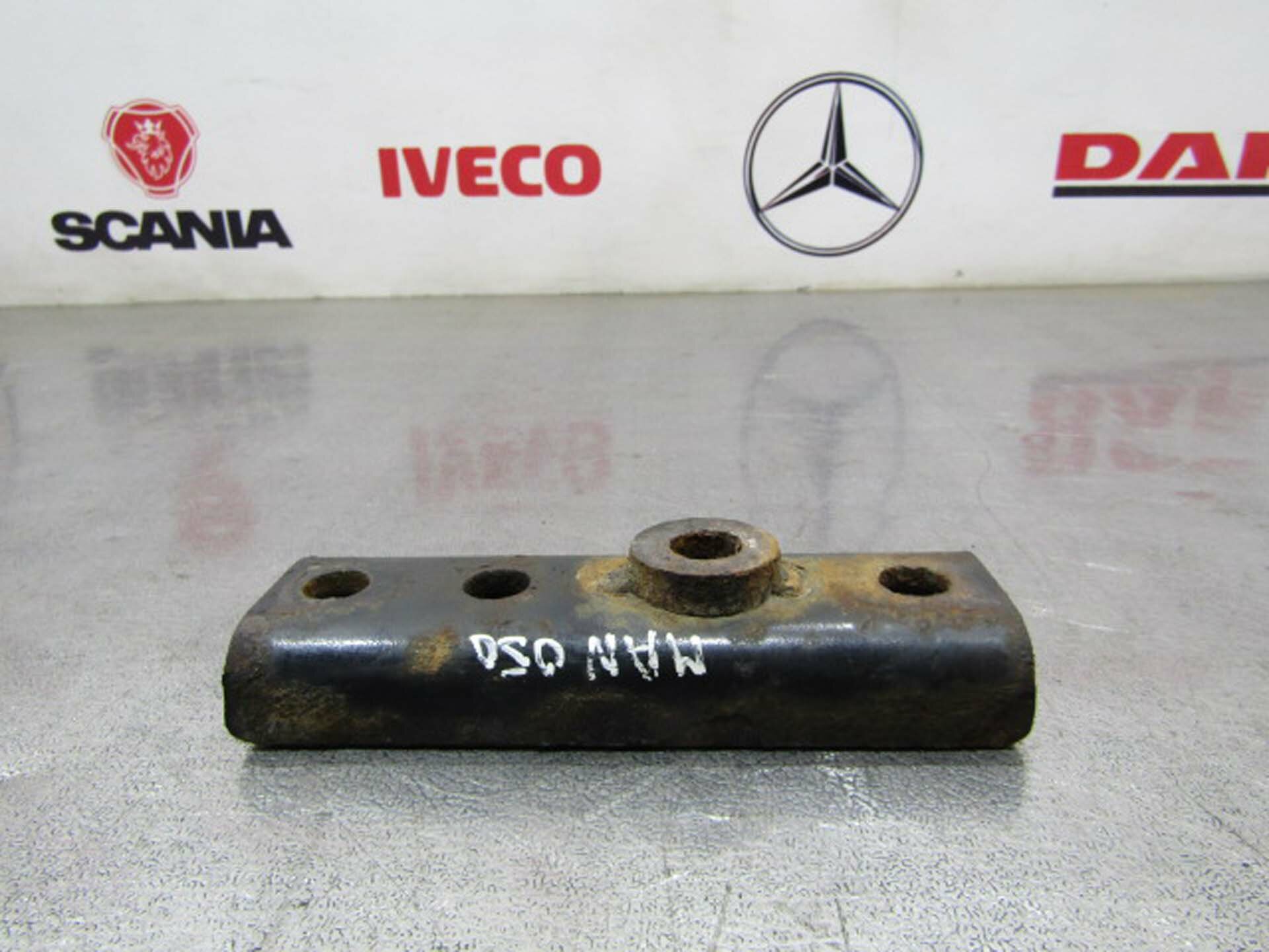 Крепление кронштейна заднего крыла MAN TGA, TGS, TGX