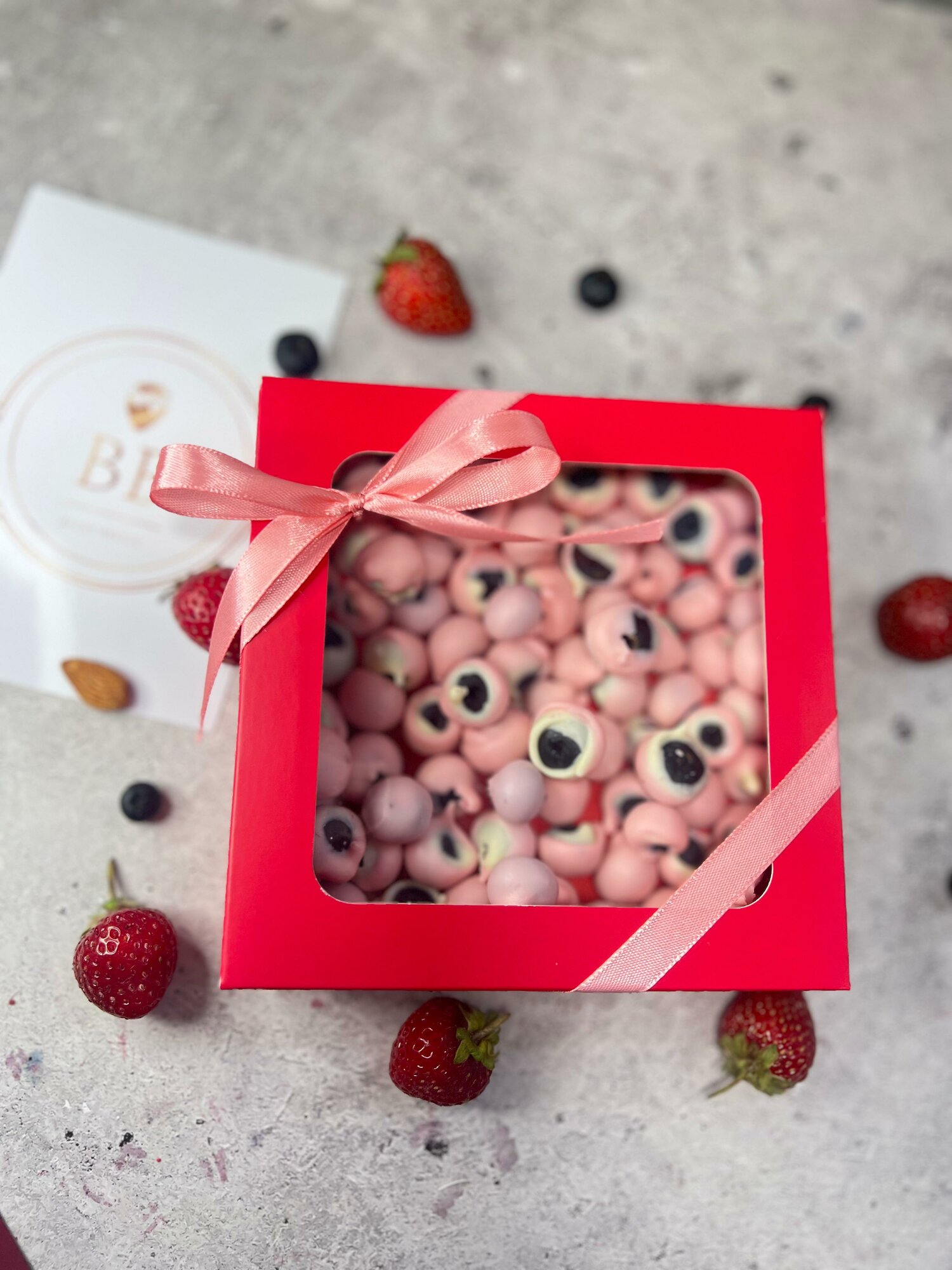 Голубика в шоколаде. Набор из голубики в двойном шоколаде. Сладкий подарок