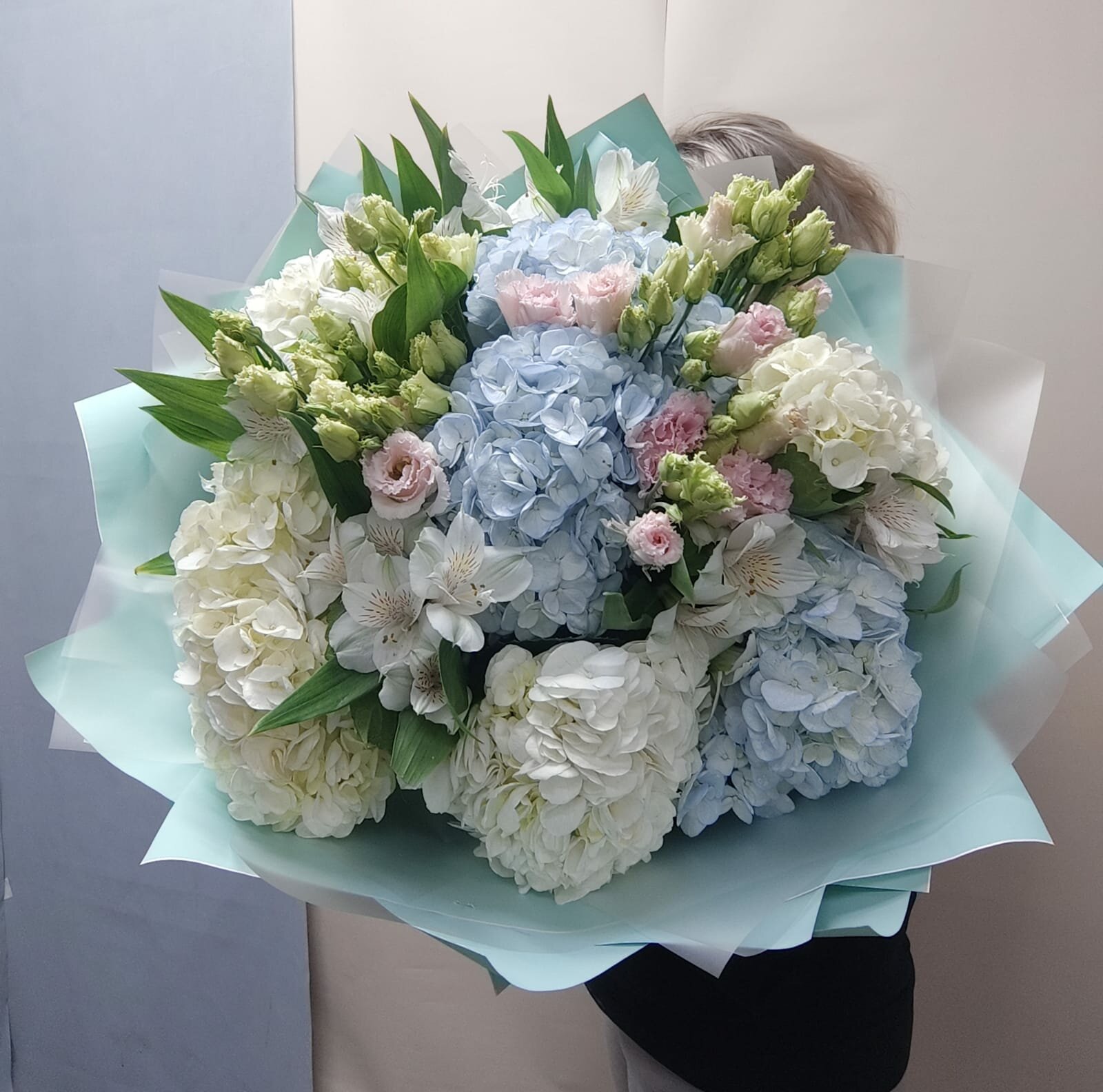 Букет из гортензии, альстромерии, эустомы