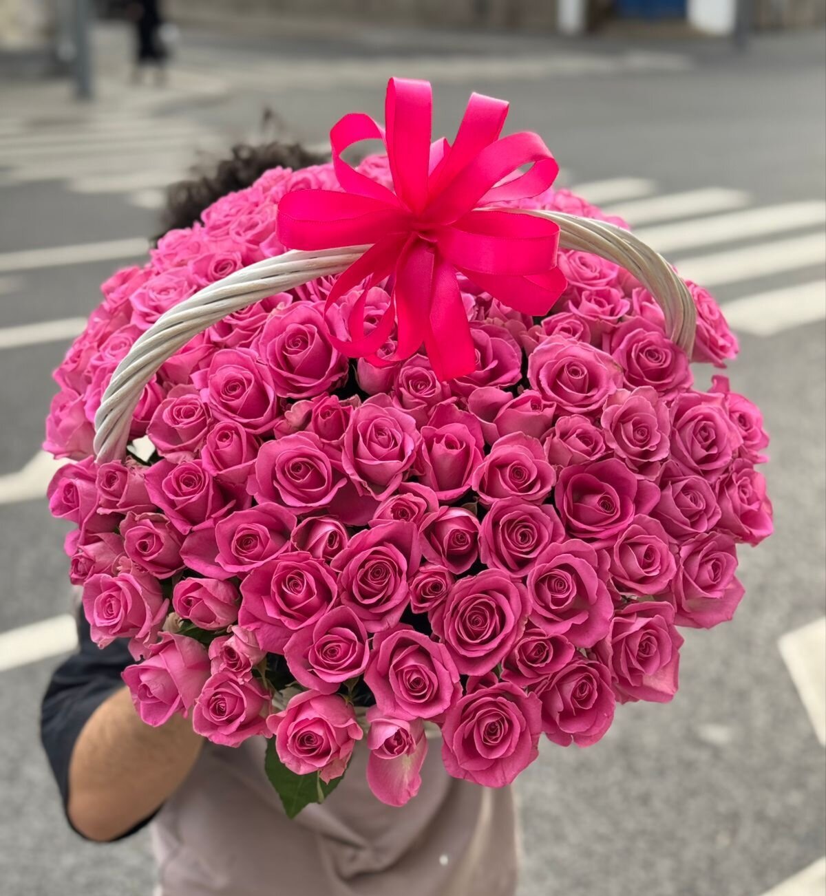 Композиция из 101 розы в корзине Chantal Мята